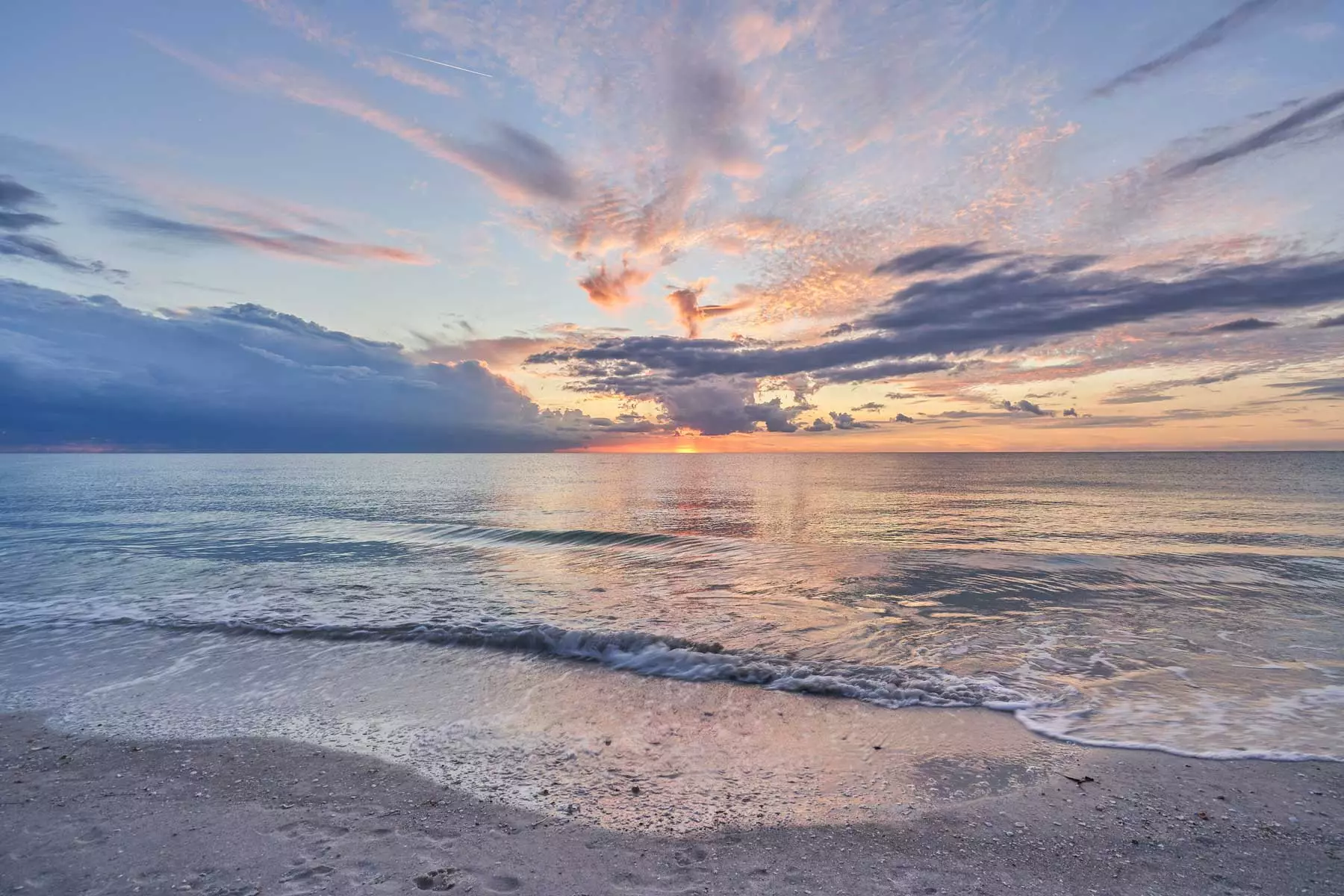 Izuba rirenze kuri Sand Key Beach mumazi meza, Floride