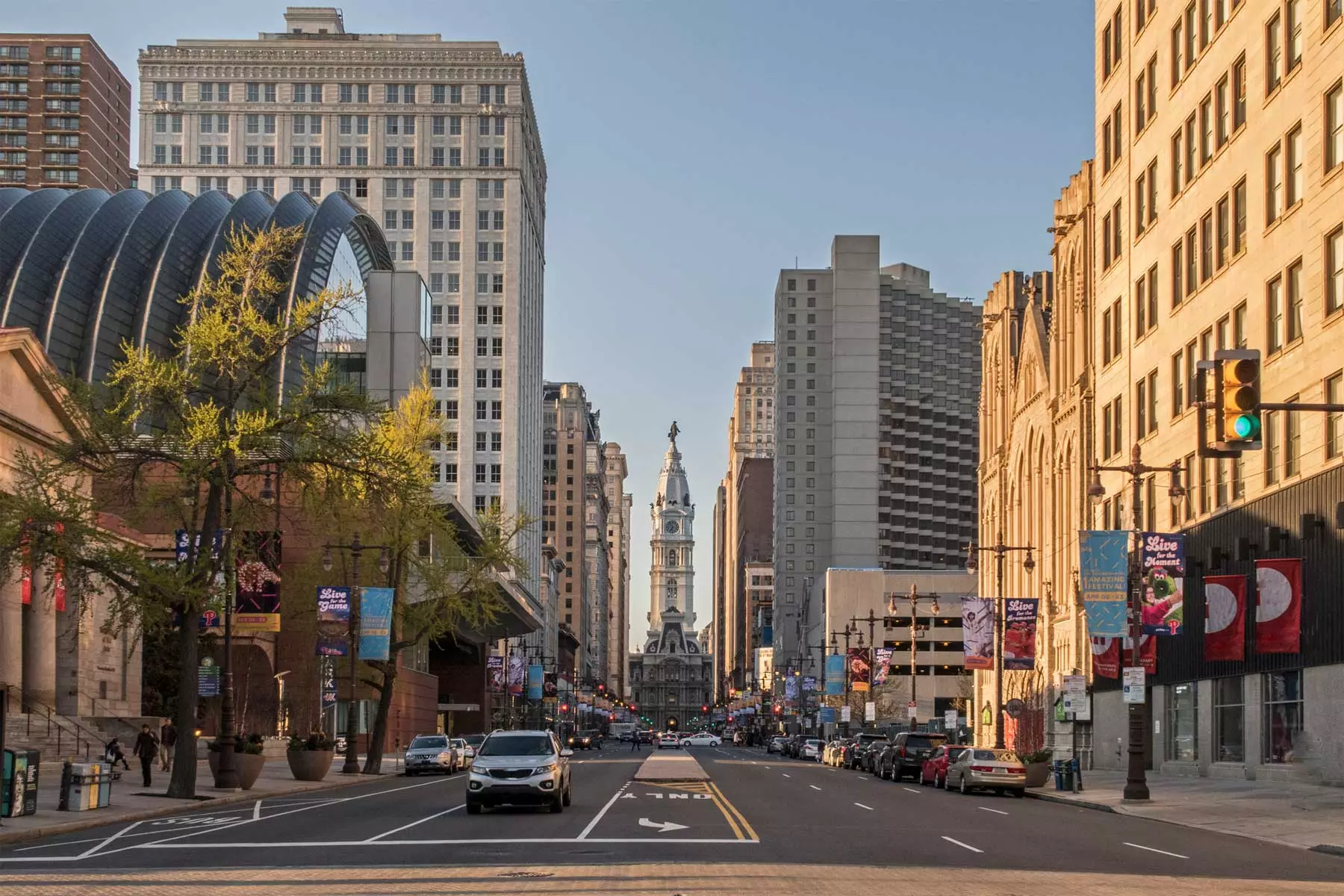 Philadelphia, pohľad na Broad Street a radnicu vo večerných hodinách