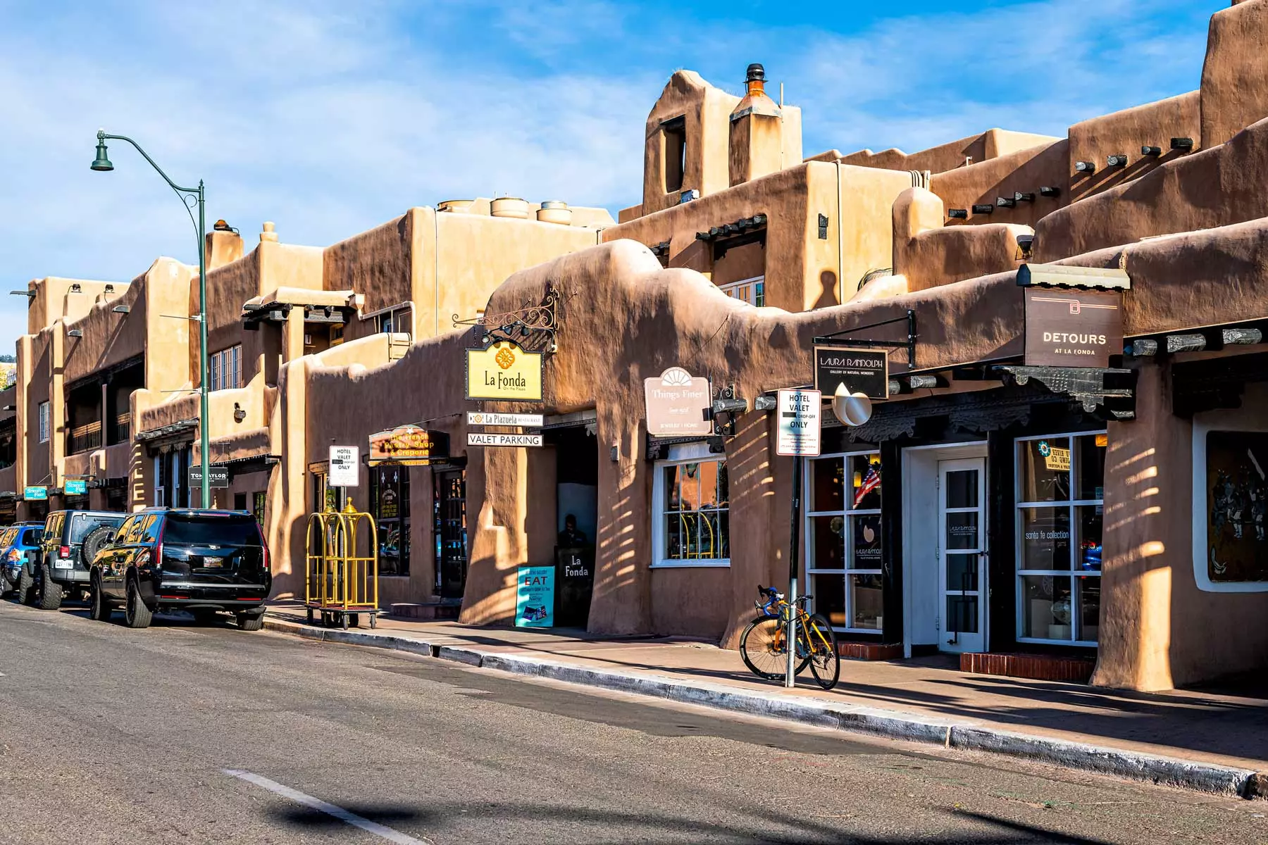 Jalan jalan kota heubeul di Santa Fe, New Mexico kota kalawan arsitektur gaya Adobe