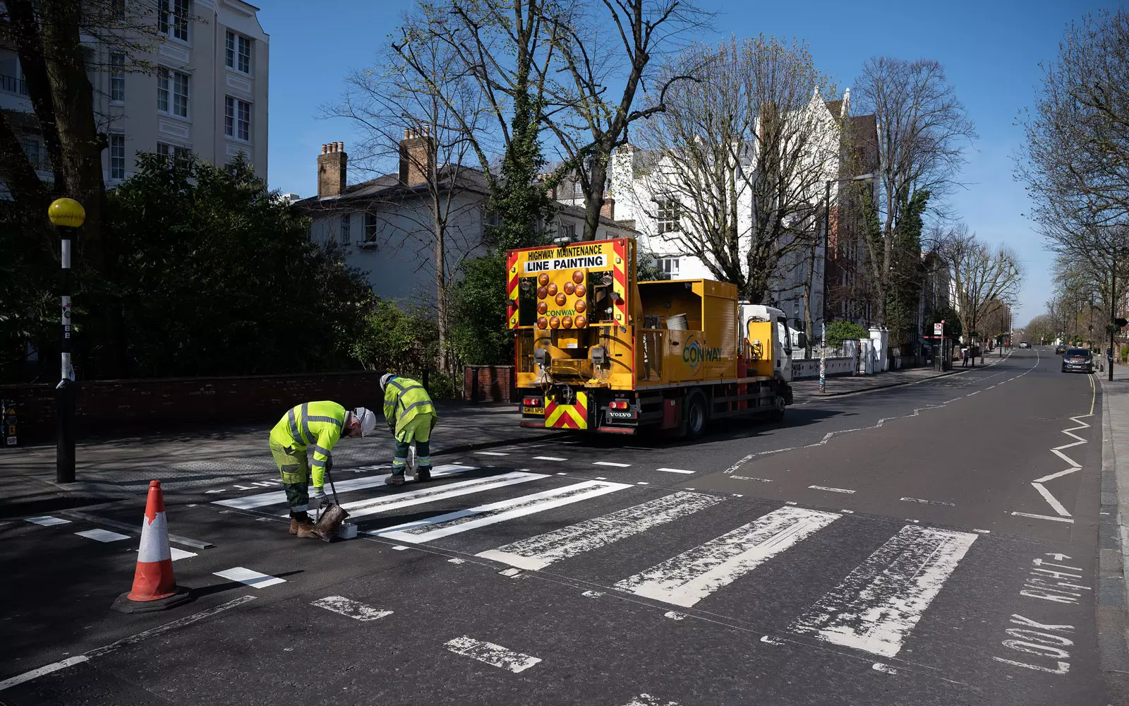 Đội bảo trì đường cao tốc tại Abbey Road