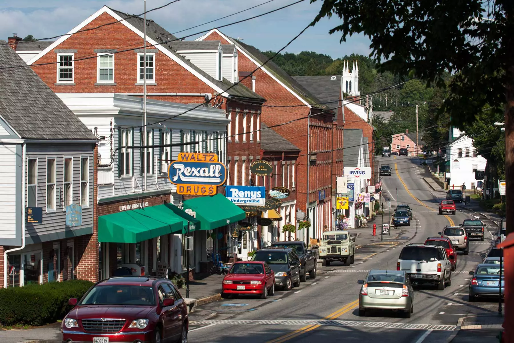 Vista del centro de la ciudad de Damariscotta Maine a lo largo de la US Highway 1