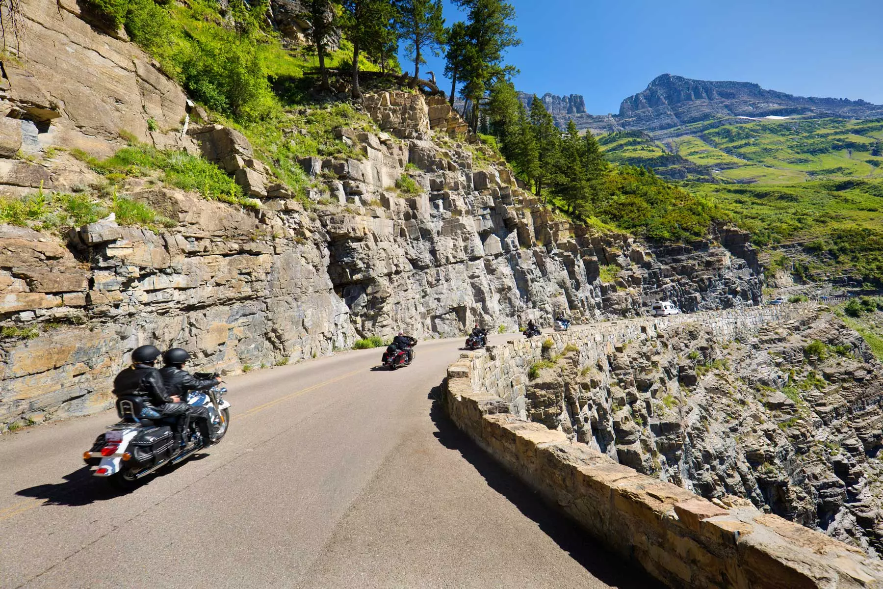 Mototūristu grupa, kas apmeklē Glacier nacionālo parku Montānā, ASV. Glacier National Park, skaists tūrisma galamērķis. Motociklisti brauc pa gleznaino Going To The Sun Road pie parka.