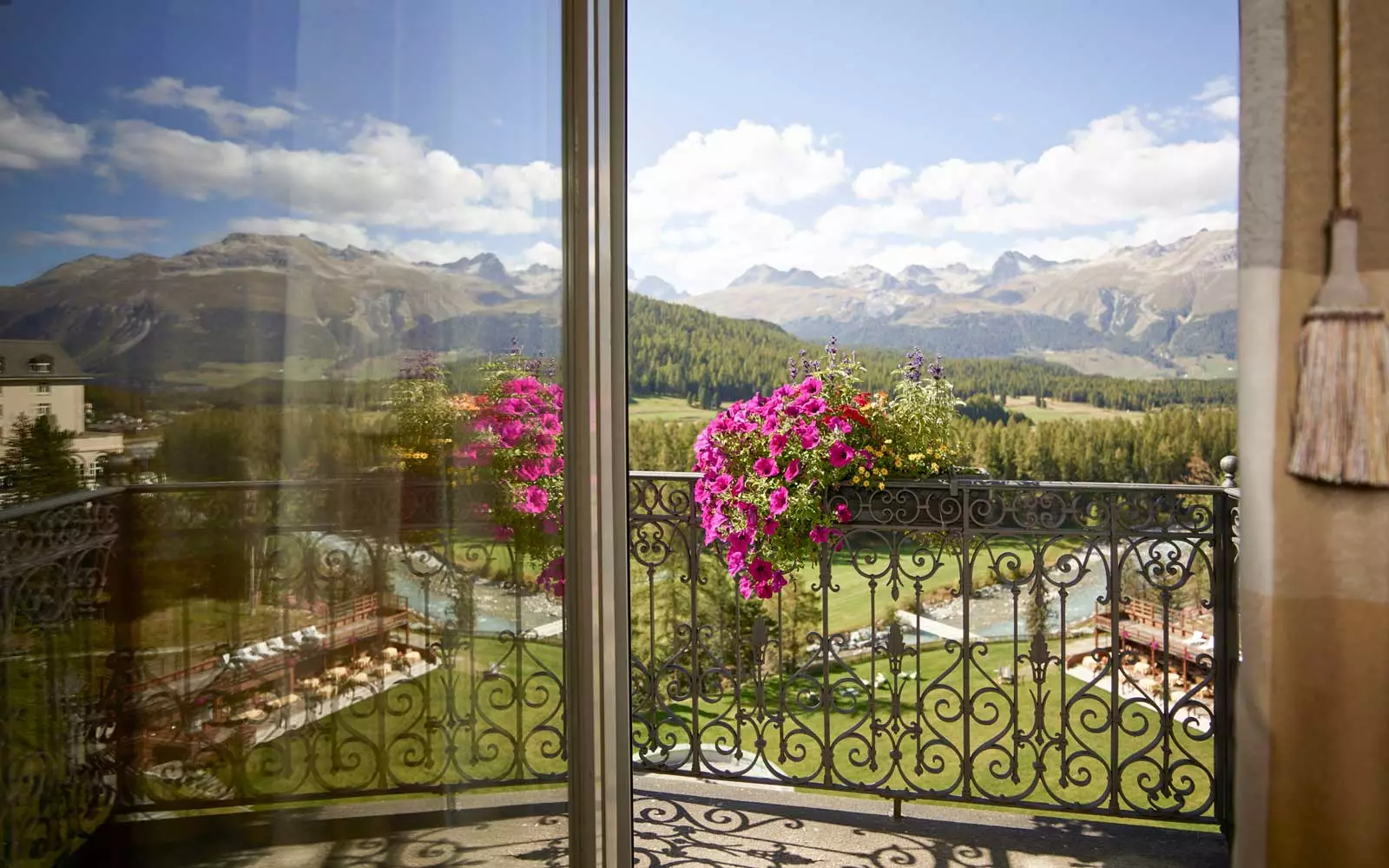 Window view saka Grand Hotel Kronenhof ing Pontresina, Swiss