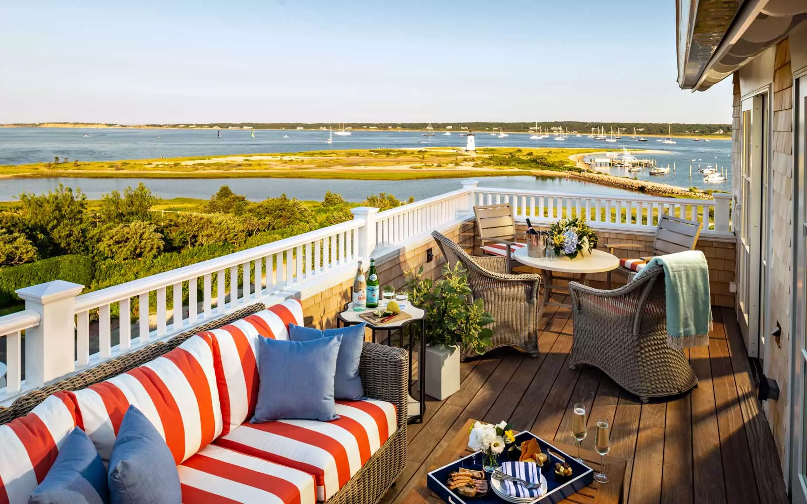 Tampilan jendhela saka Harbour View Hotel ing Edgartown, Massachusetts