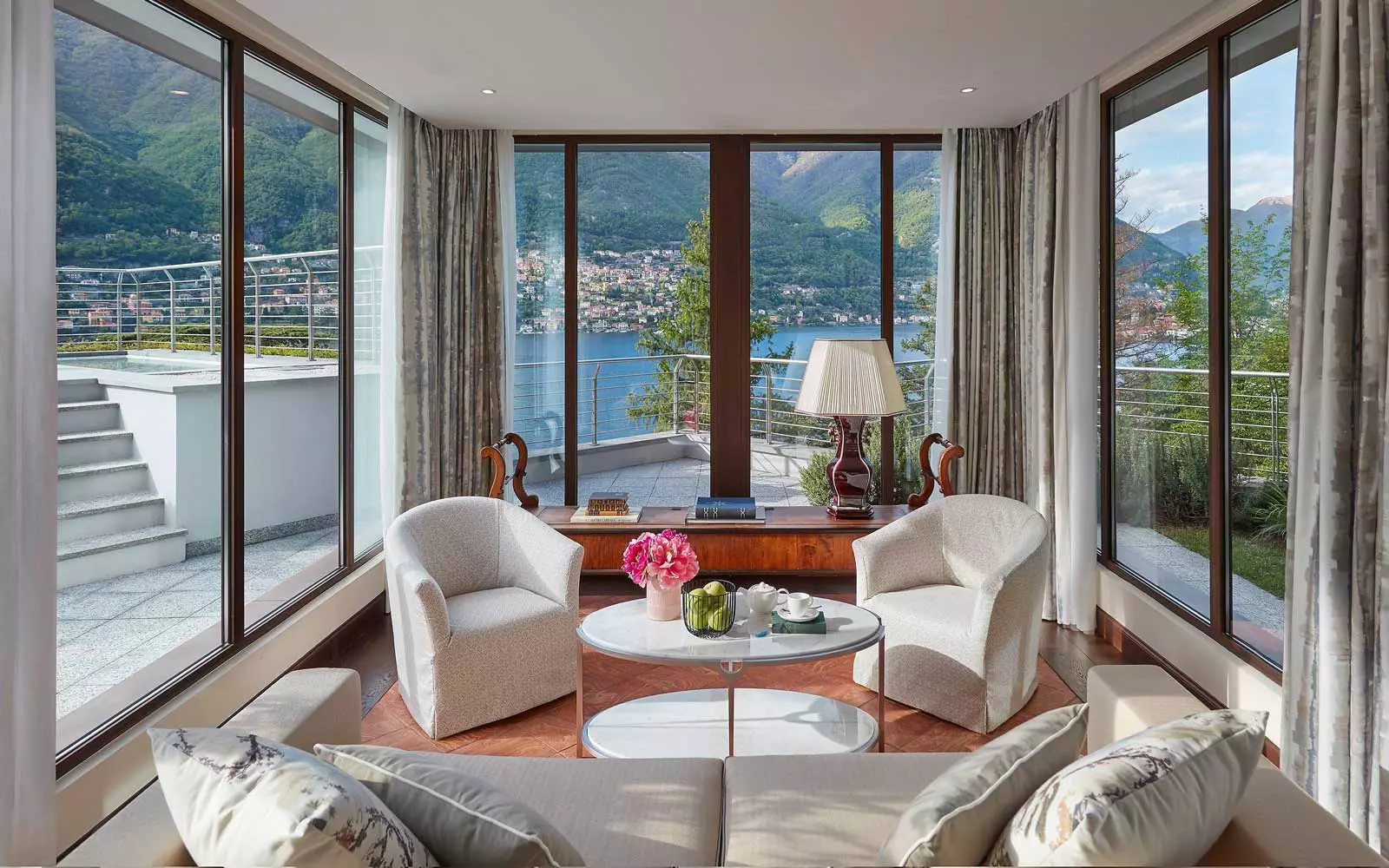 Tampilan jendhela saka Mandarin Oriental Lago di Como