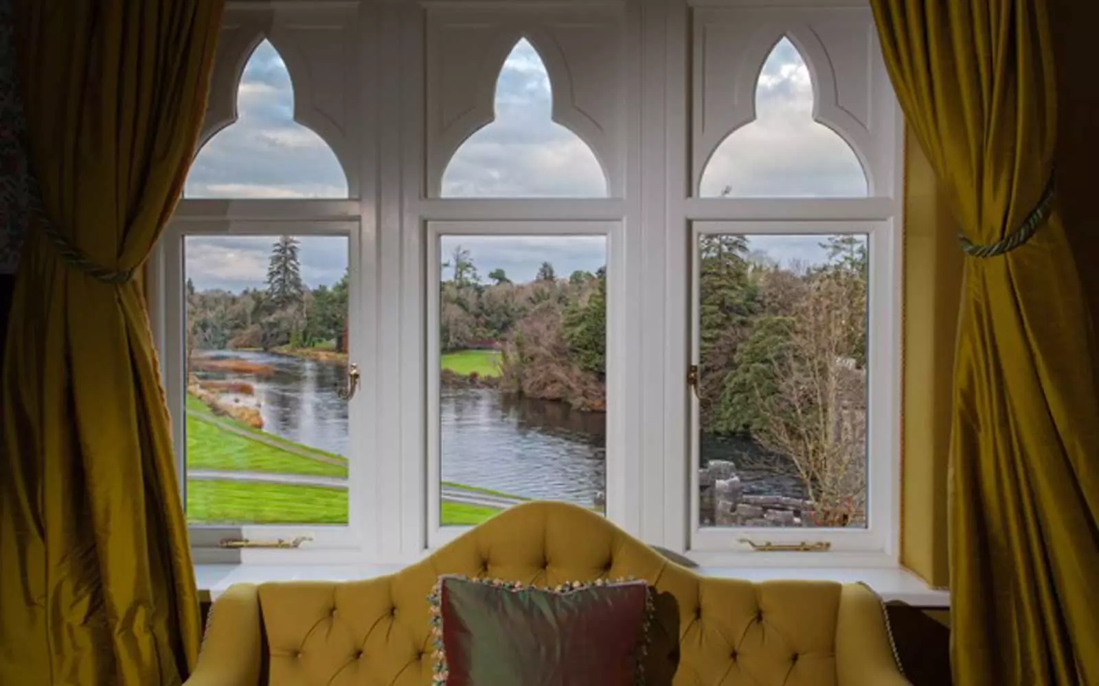 අයර්ලන්තයේ Ashford Castle සිට ජනෙල් දසුන