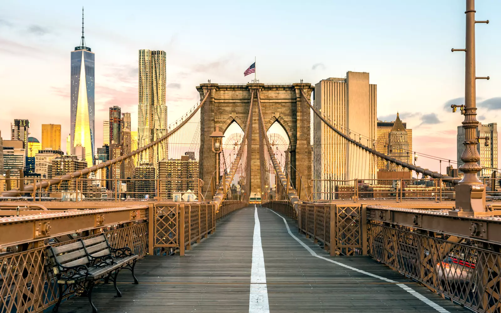 Бруклински мост и Доњи Менхетн у Сунрисеу, Њујорк