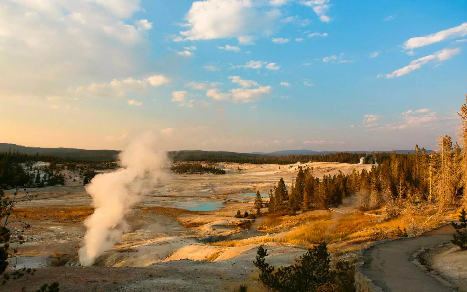 Vapè k ap monte nan geyzè nan Yellowstone National Park, Wyoming, Etazini