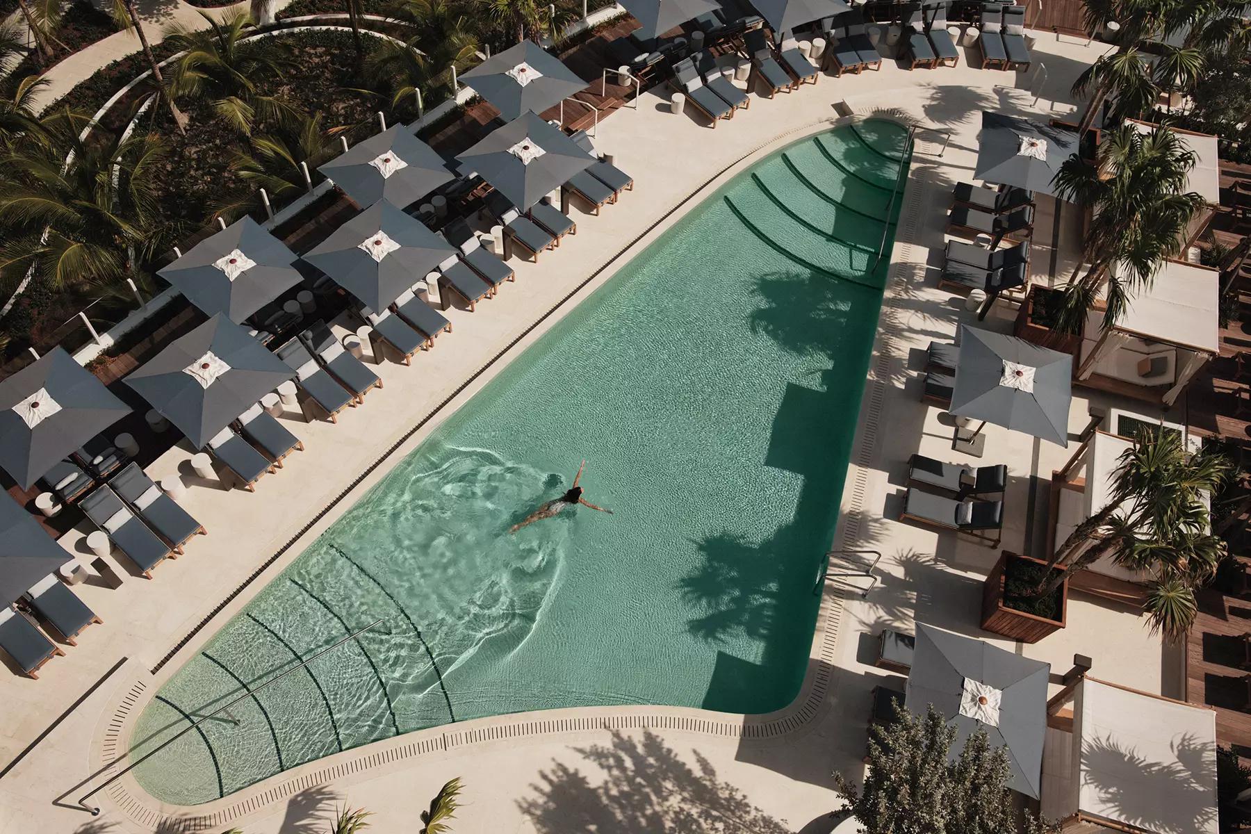 Изглед от въздуха към басейна в Four Seasons Fort Lauderdale