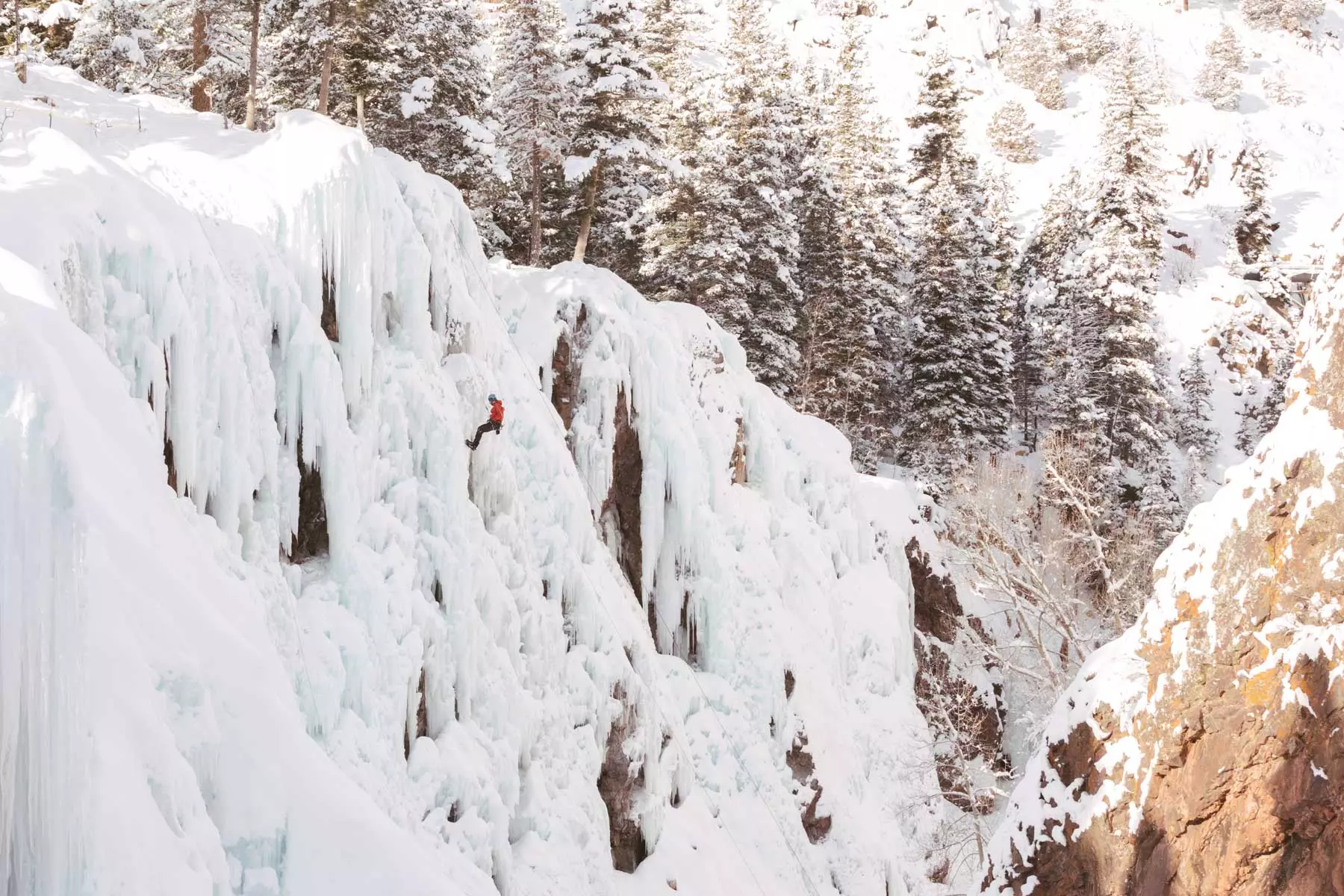 Horolezec v Ouray Ice Park v Coloradu.