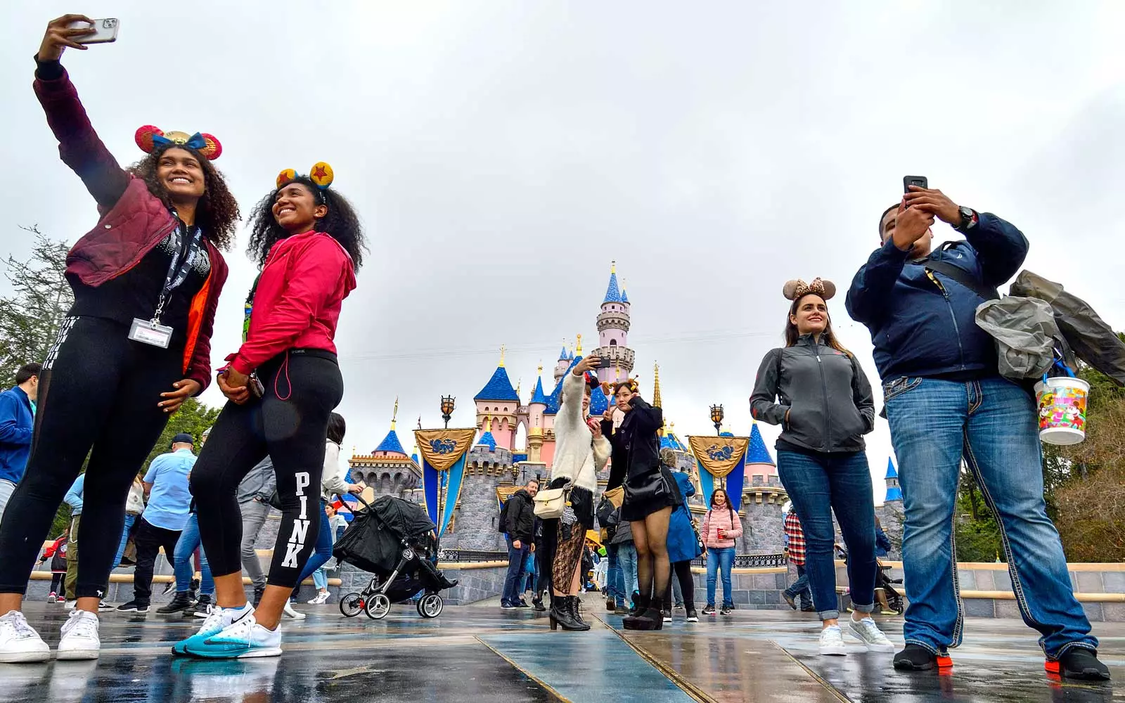 Pengunjung mengambil swafoto di hadapan Sleeping Beauty Castle pada hari terakhir sebelum Disneyland ditutup kerana coronavirus