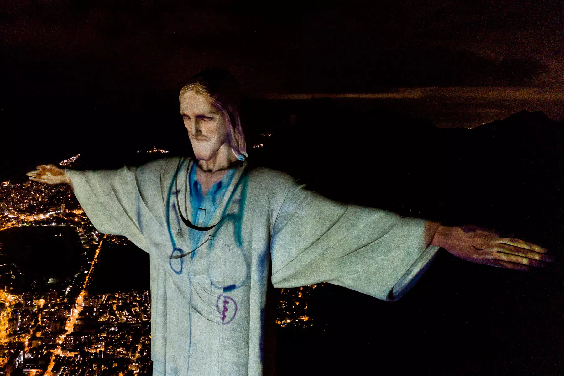 Légi felvétel a Megváltó Krisztus kivilágított szobráról