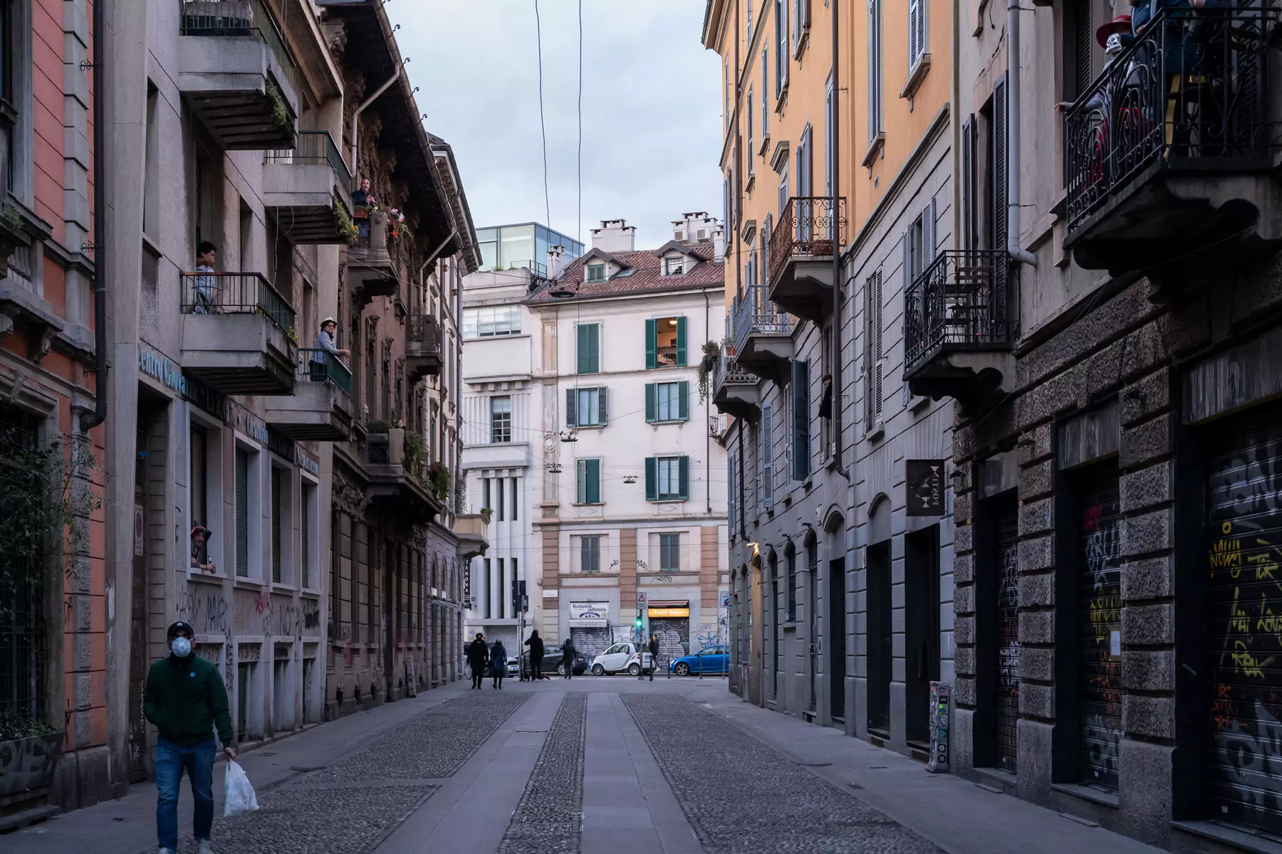 viro portanta vizaĝan maskon promenante