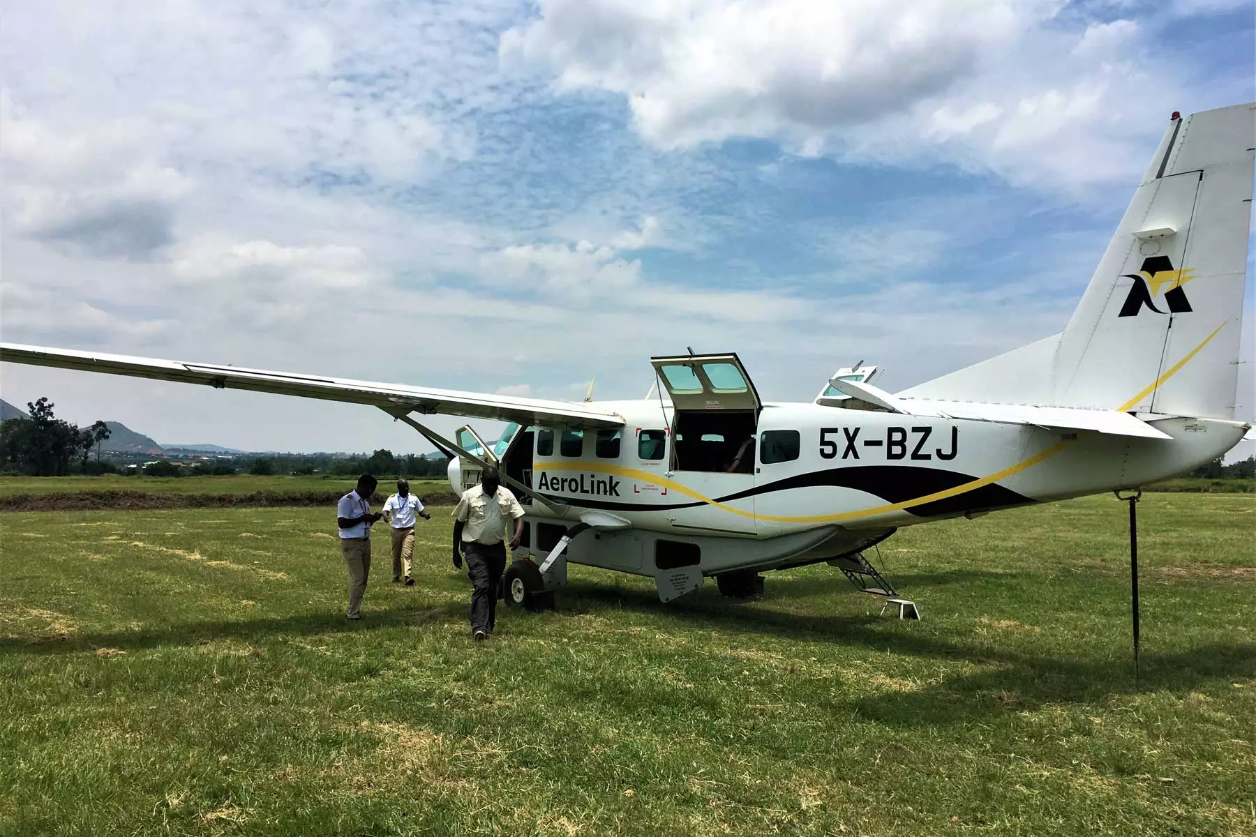 Uqandada AeroLink təyyarəsinin yaxınlığında təyyarə pilotları