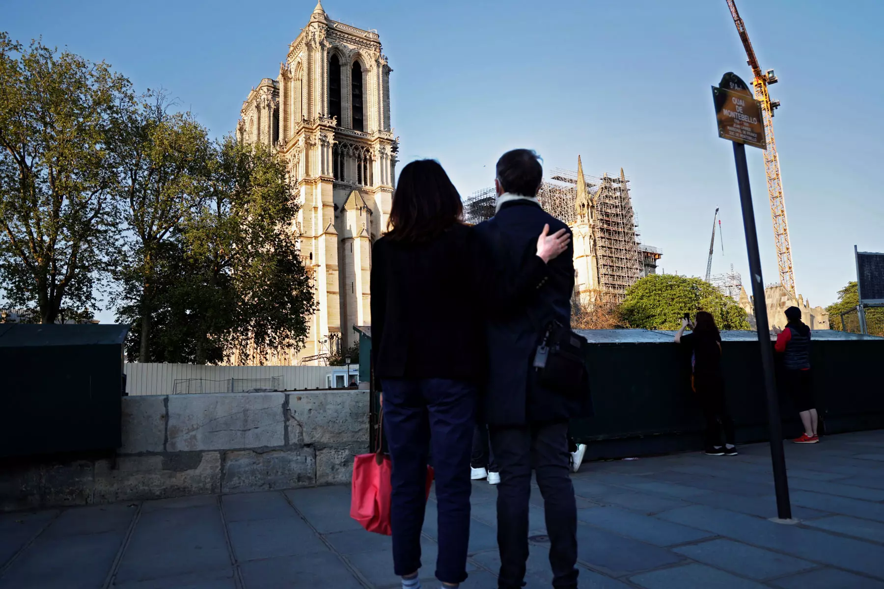 Notre Dame soborynyň daşyndaky synçylar