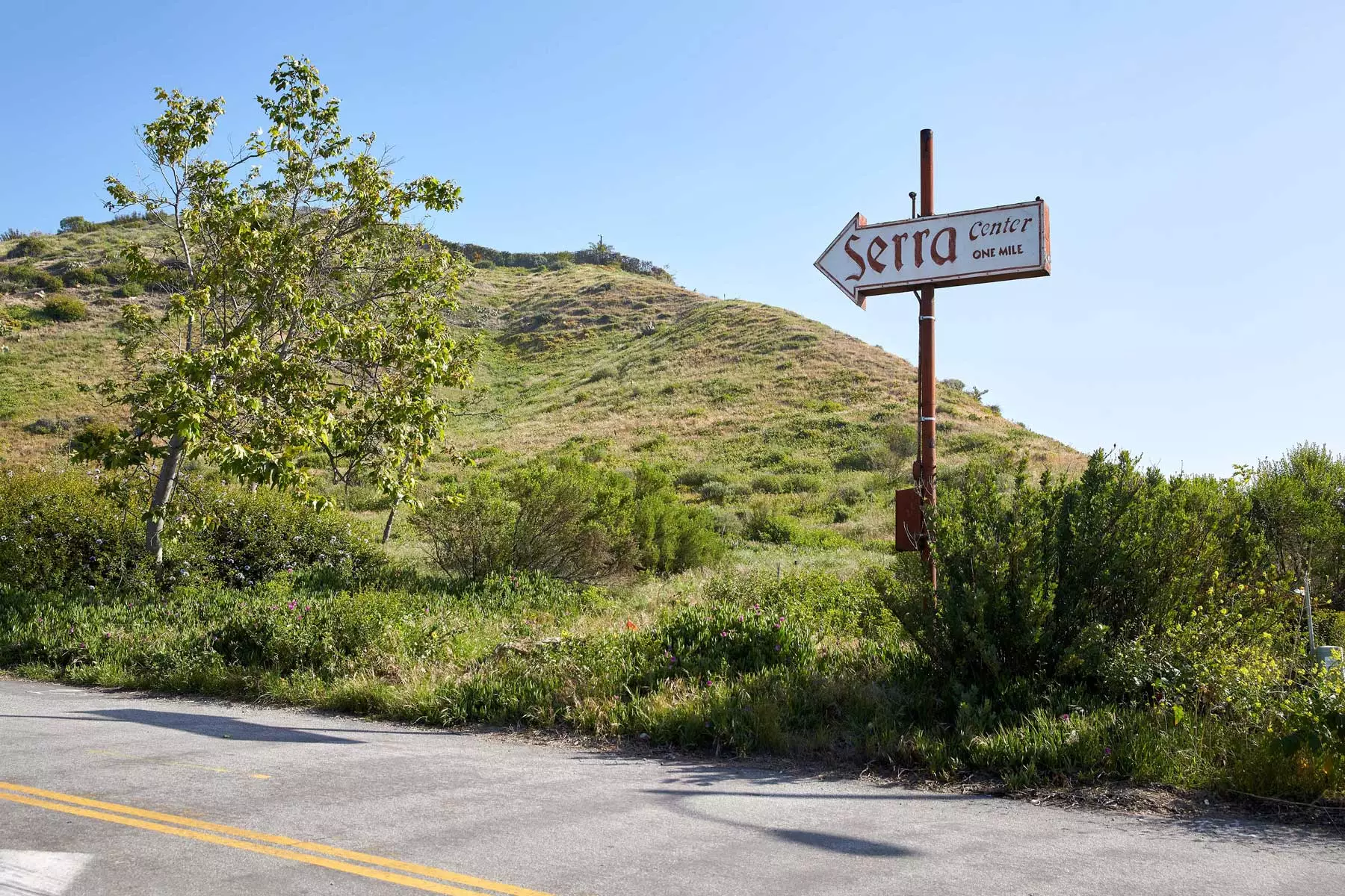 Isang karatula ang tumuturo sa gated neighborhood malapit sa Malibu country mart kung saan hinahanap nina Meghan Markle at Prince Harry na magtayo doon ng tirahan, Serra Retreat, Malibu, California noong Abril 01, 2020.