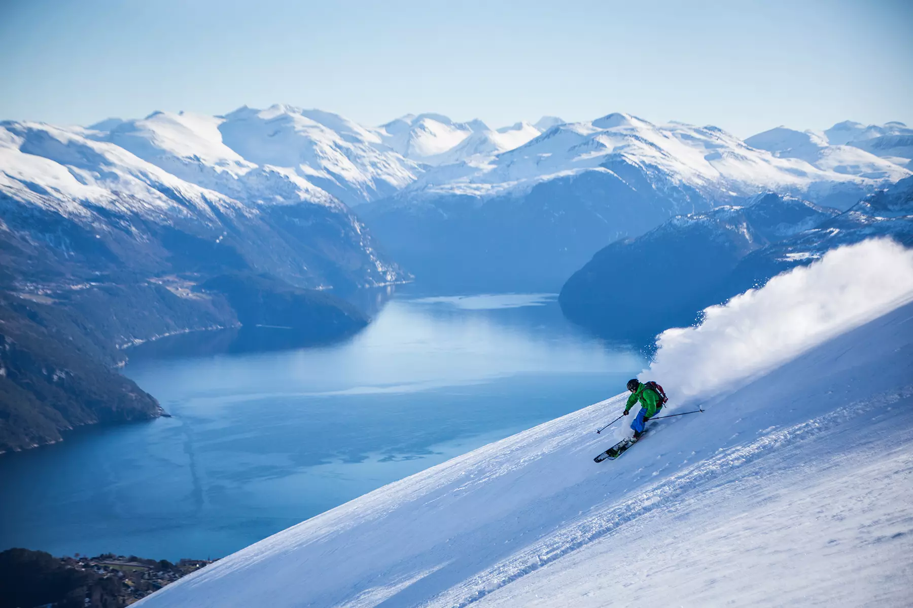 A skier turun gunung di Norwégia