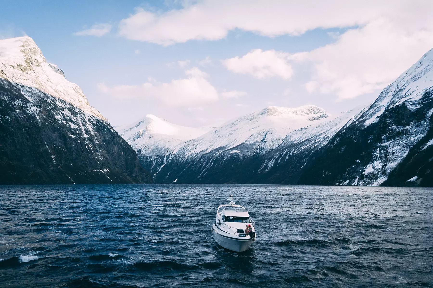 E Boot deen duerch e Fjord an Norwegen segelt