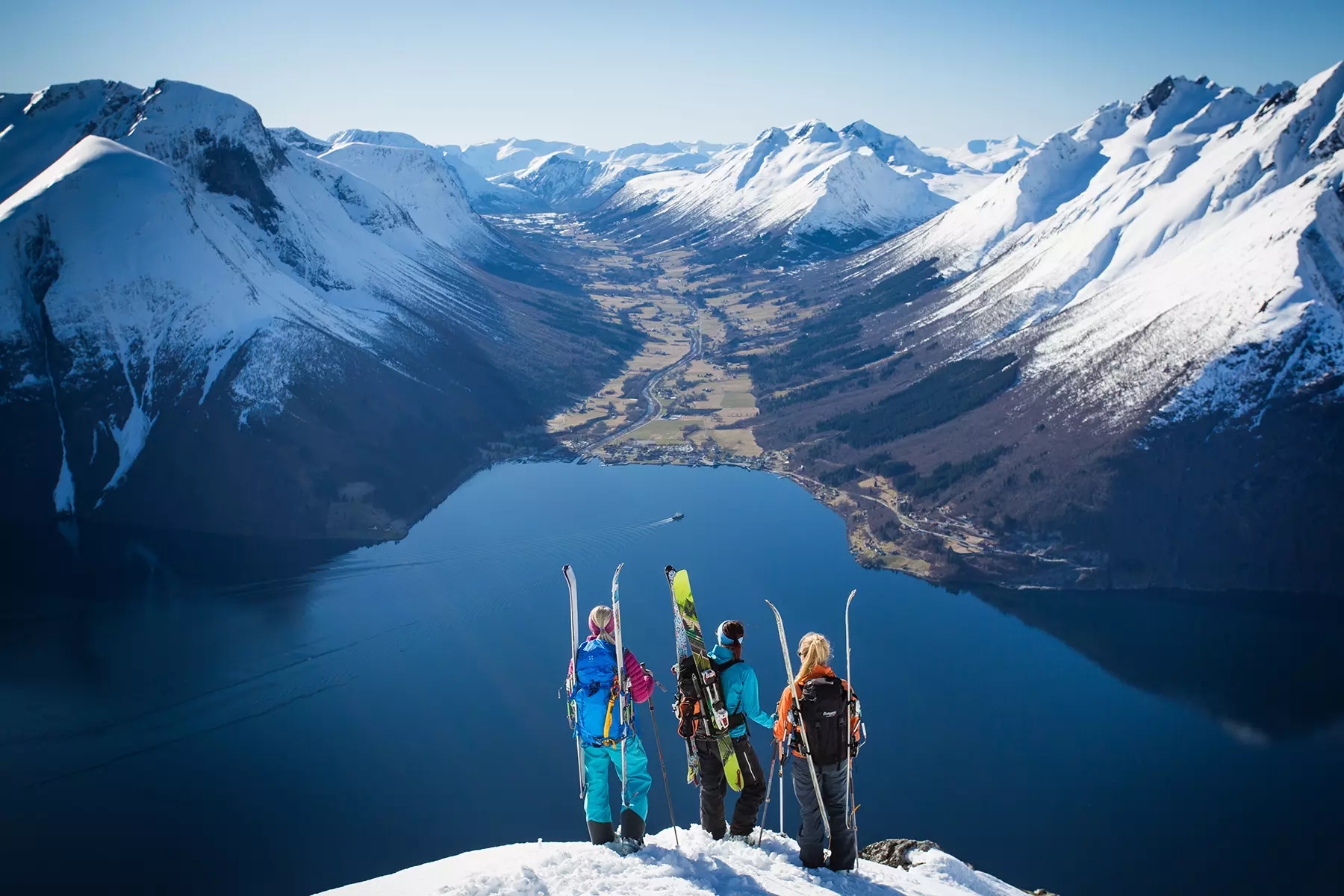 Skierer op engem Bierg iwwer Waasser an Norwegen