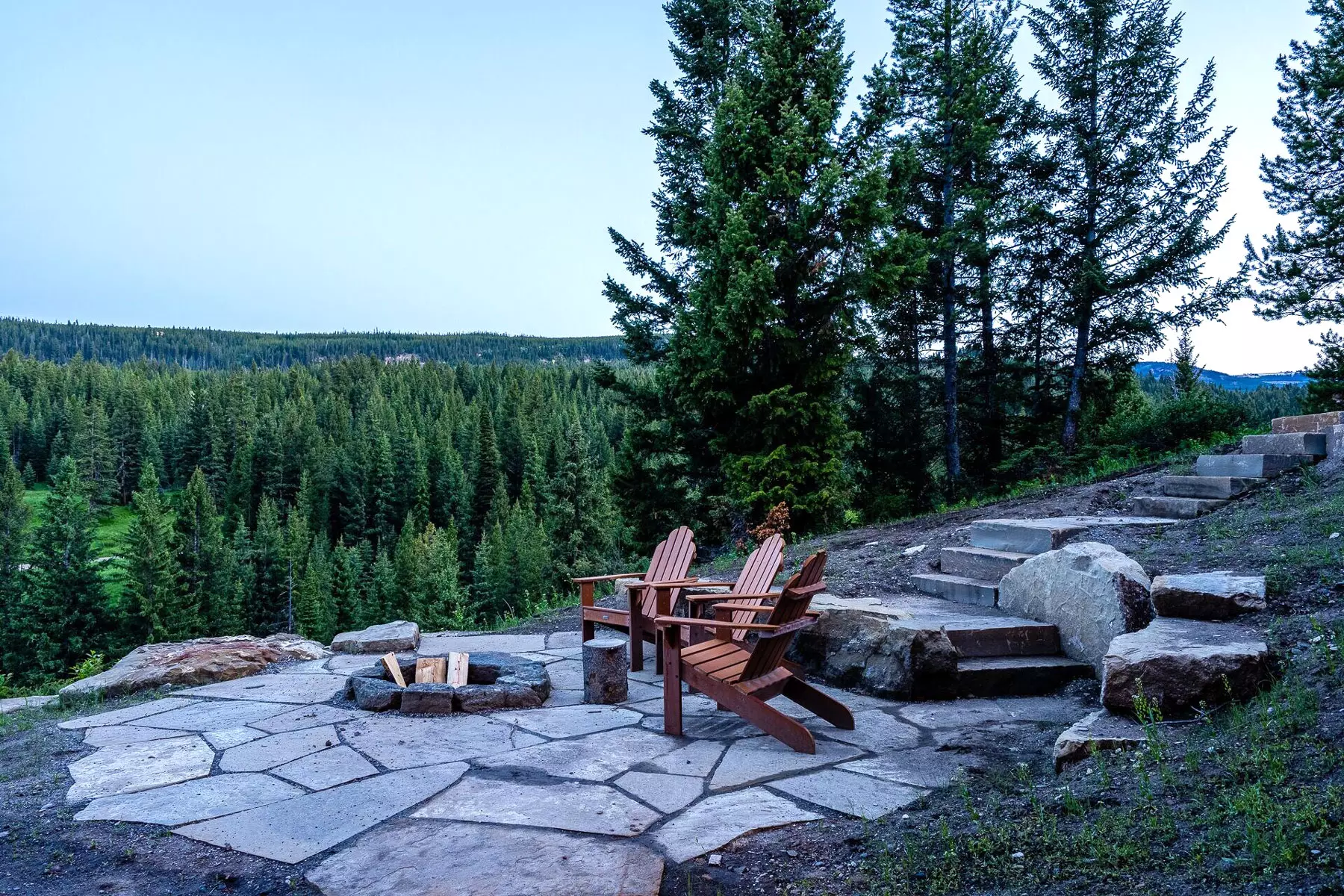 Panlabas na upuan at fire pit sa pagrenta ng bahay sa Big Sky, Montana