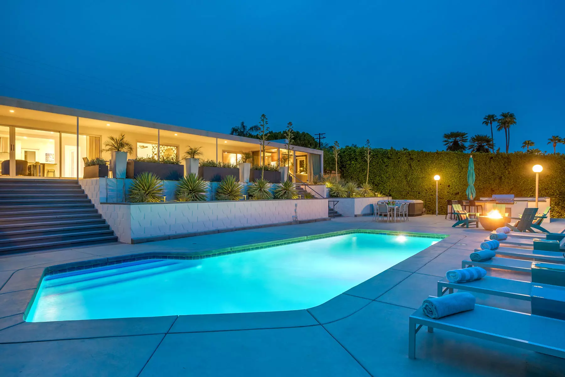 Vista nocturna de la piscina a la casa de lloguer a Palm Springs, CA