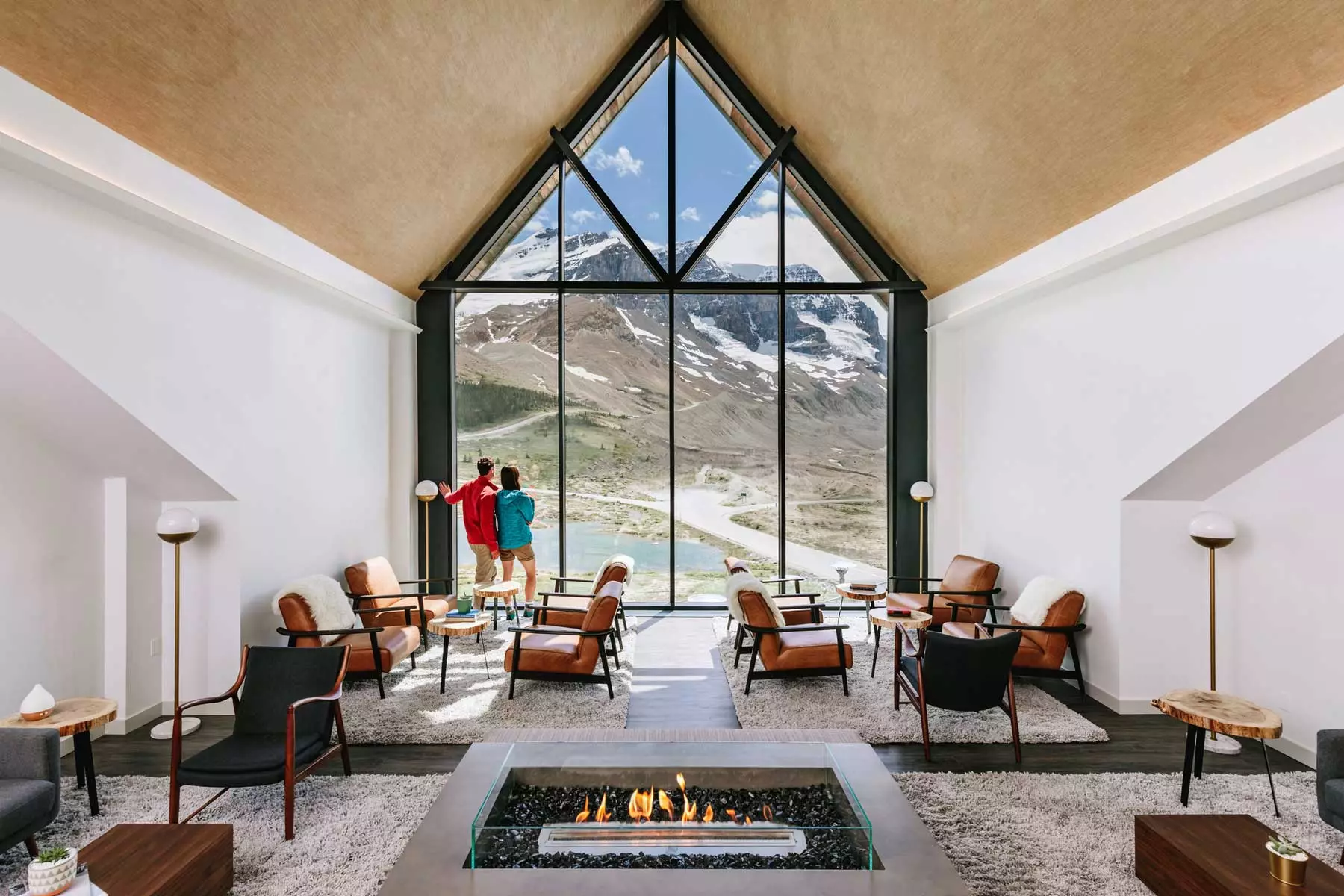 The Athabasca Glacier looms ita awọn Moraine rọgbọkú ni Glacier View Lodge