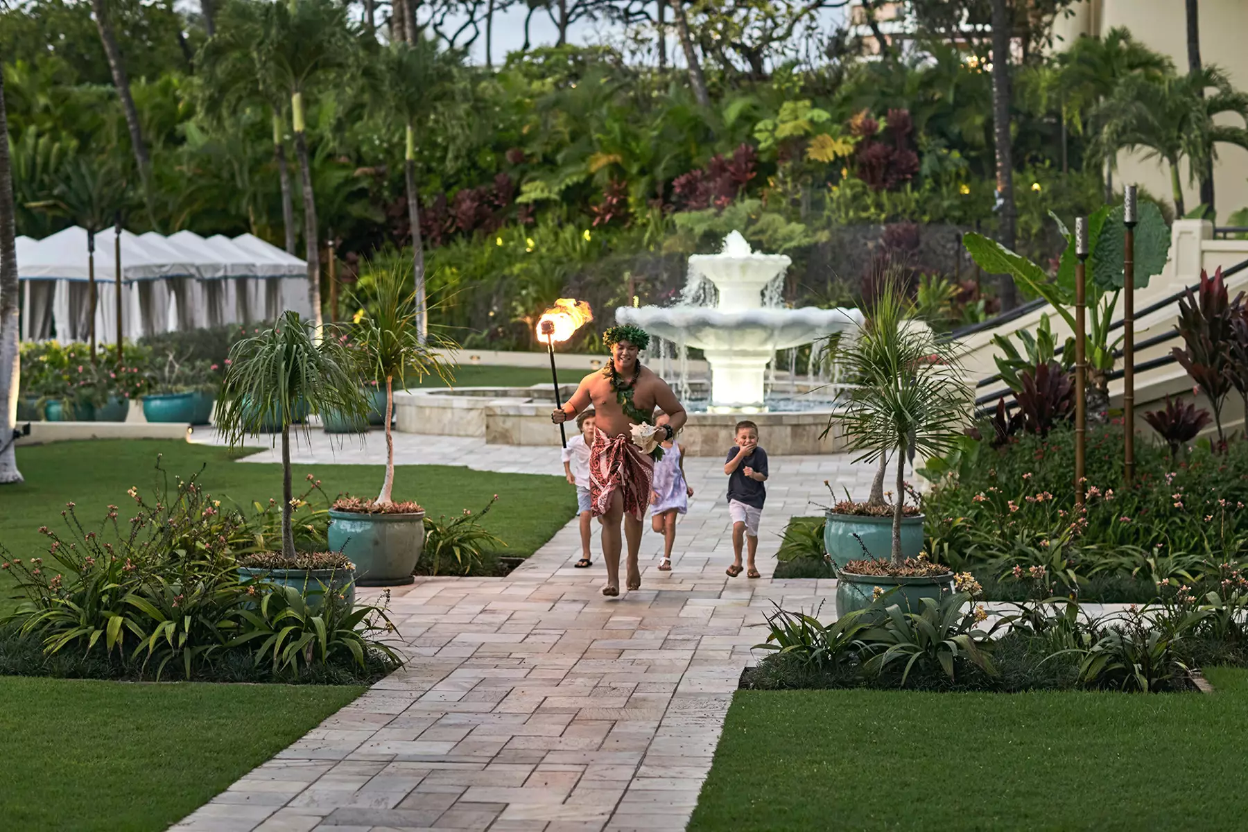 ילדים מתרוצצים ברחבי Four Seasons Resort Maui ב-Wailea