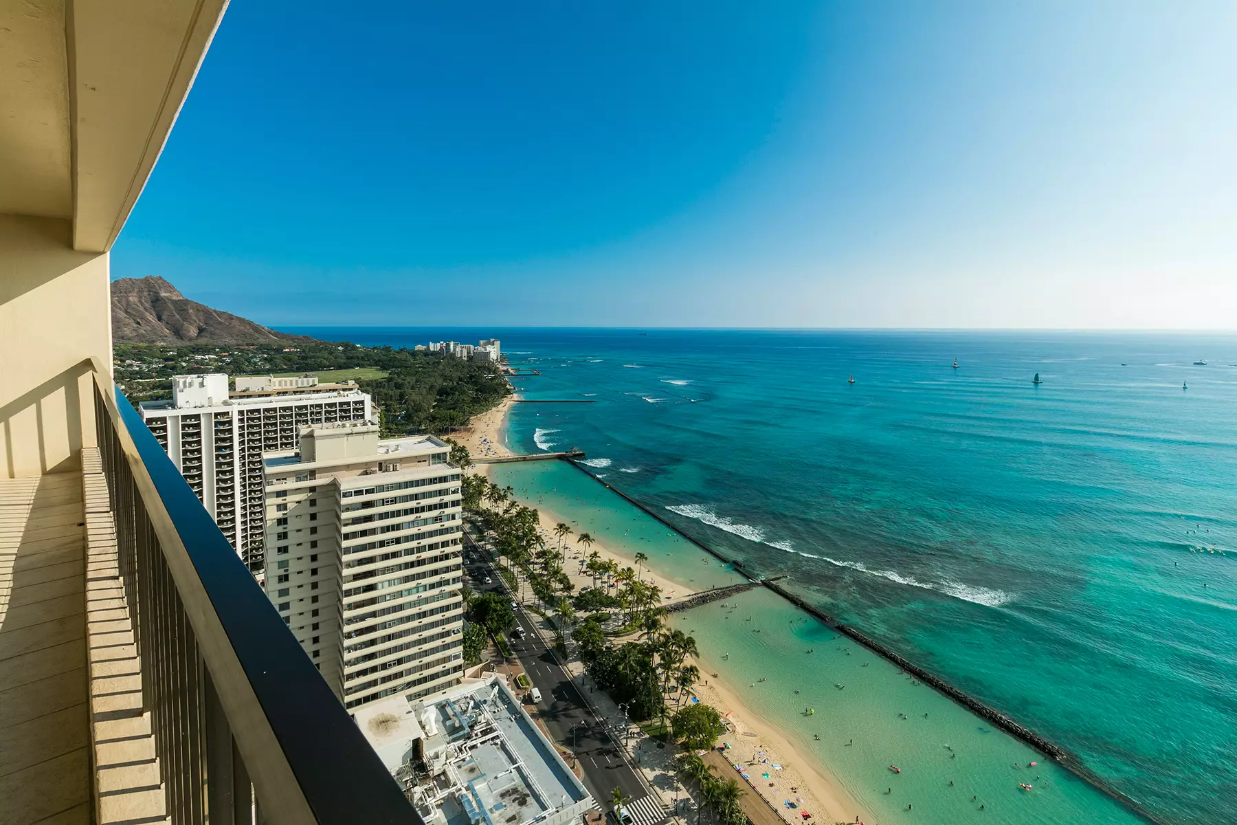 Pemandangan dari balkoni di Menara Pantai Aston Waikiki