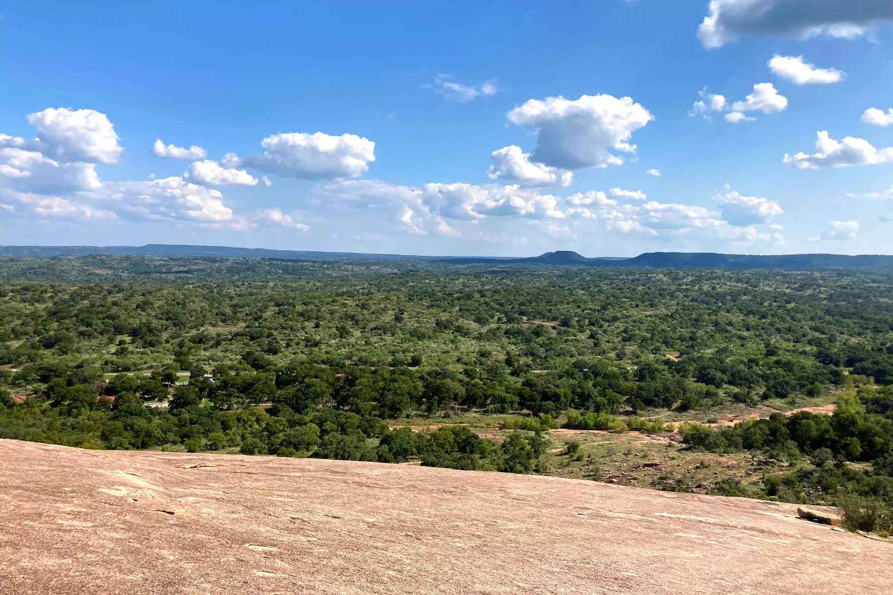 Vista desde Enchanted Rock en Enchanted Rock State Park en Texas