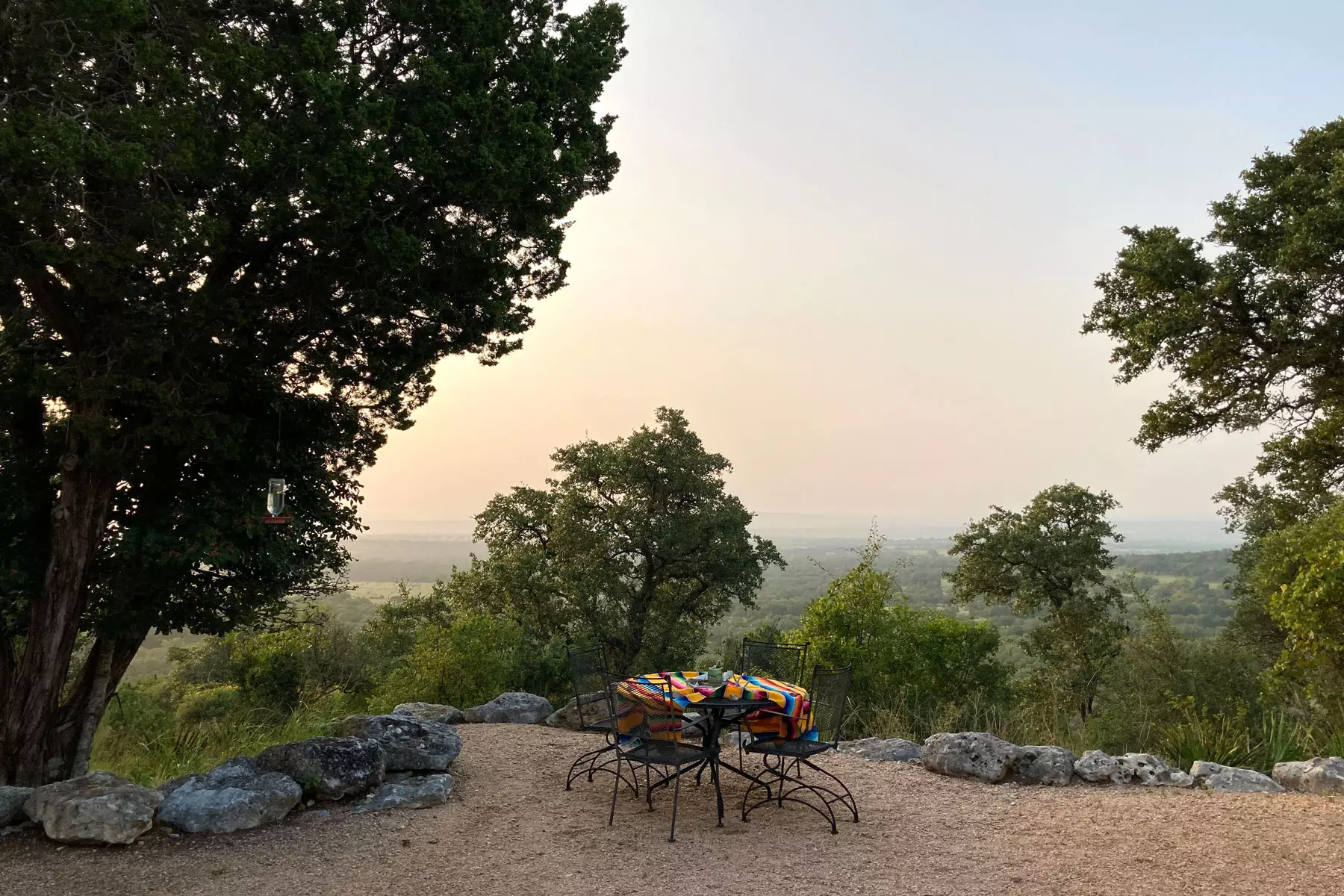 Posezení u stolu na svahu půjčovny Airbnb mimo Fredericksburg, v Texas Hill Country