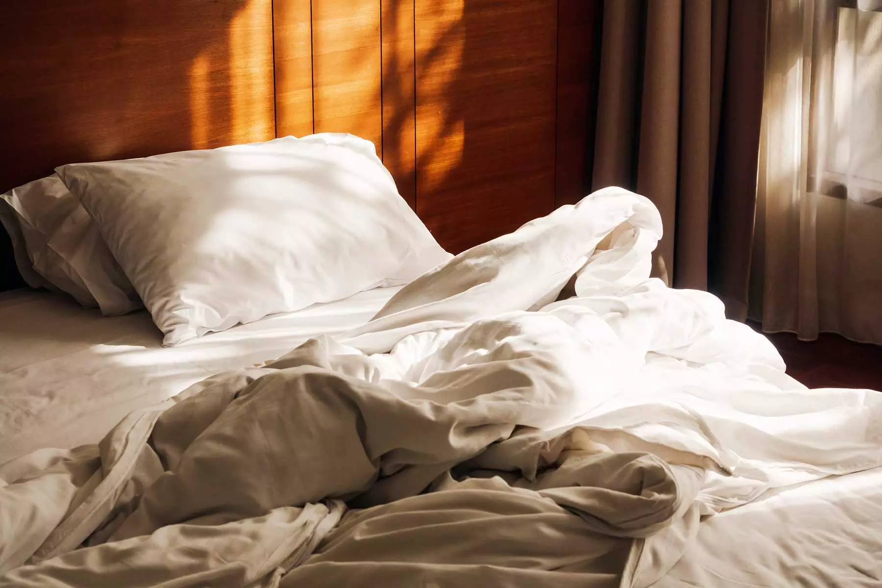 Giường Nệm Gối Duvet Phòng ngủ tự chế Buổi sáng với ánh sáng mặt trời Nội thất phòng ngủ