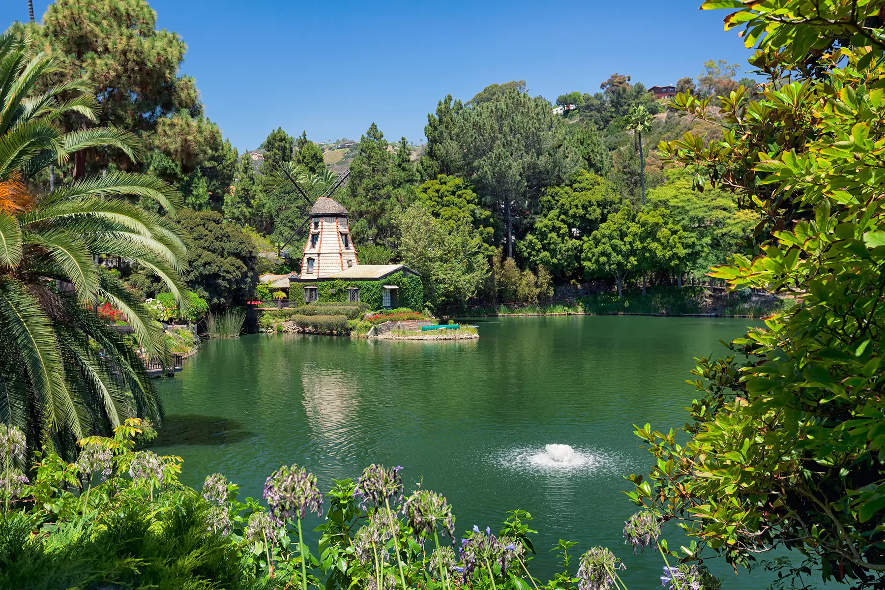 O le paka a le Lake Shrine i le Sunset Blvd i Los Angeles.