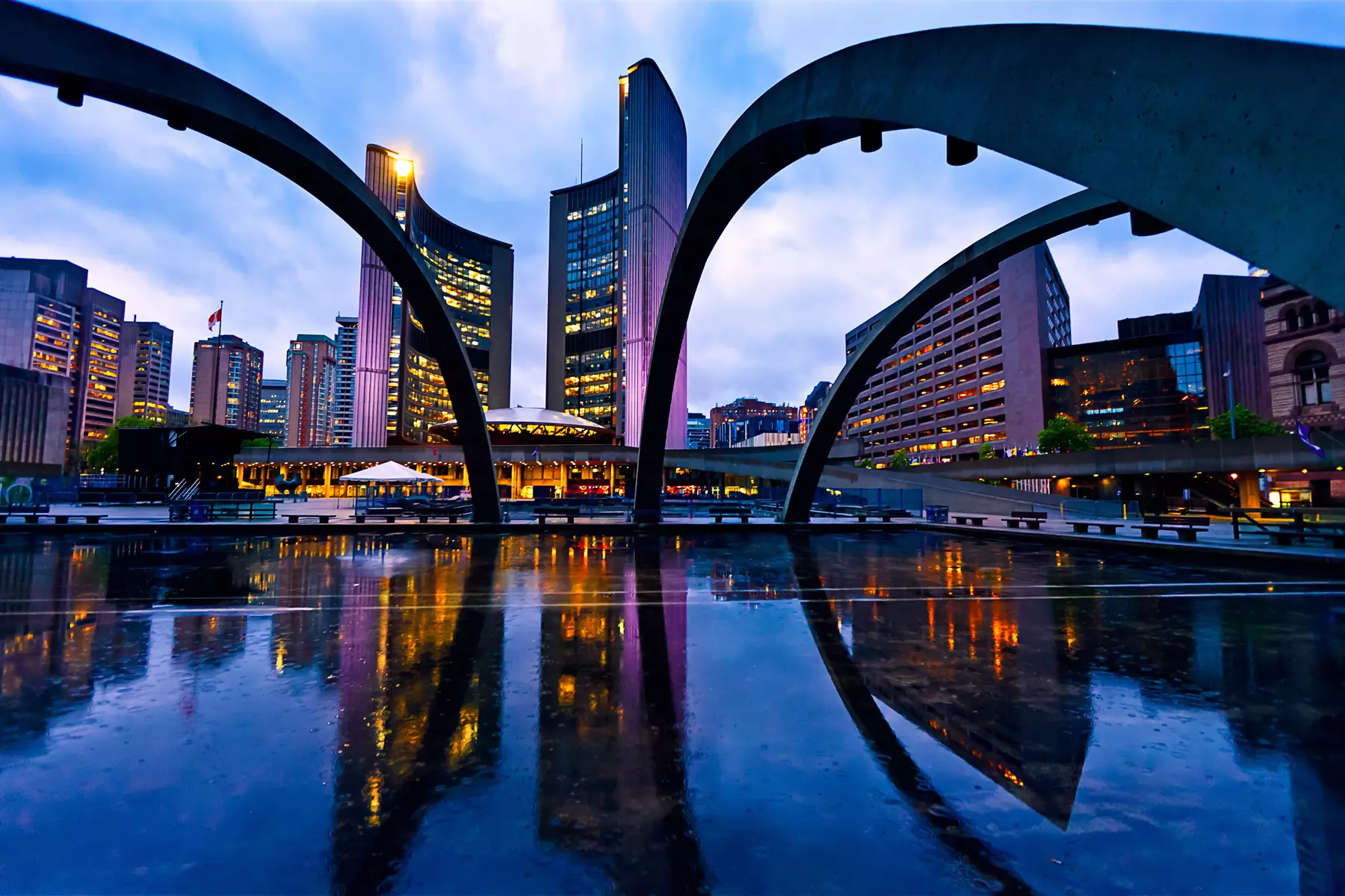 Nathan Phillips Square, ໃຈກາງເມືອງ Toronto, ປະເທດການາດາ.