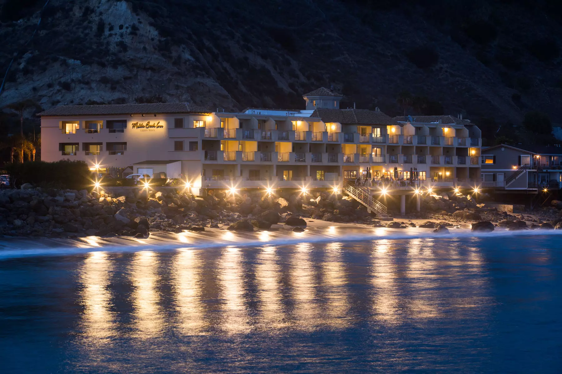 Vista nocturna do hotel Malibu Beach Inn desde o océano