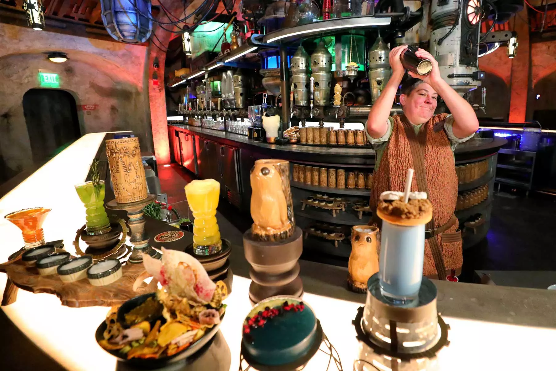 Drykkir blandast saman á Oga's Cantina, bar í Black Spire Outpost, á meðan boðsgesti Star Wars: Galaxy's Edge aðdráttarafl í Disney's Hollywood Studios í Lake Buena Vista, Flórída, er sýnilegt, þriðjudaginn 27. ágúst 2019. The Star Wars þema land í Disney World opnar formlega á fimmtudaginn.