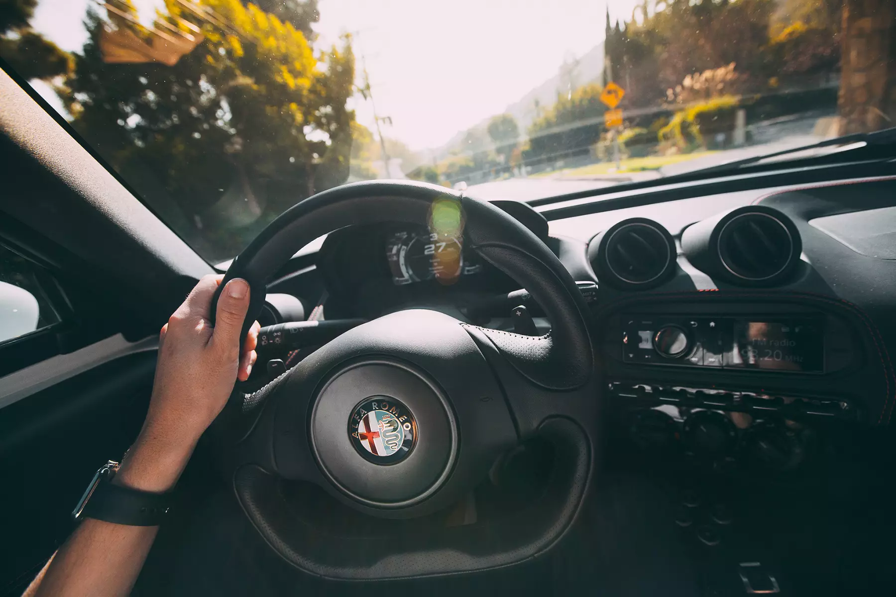 Mains sur un volant Alfa Romeo