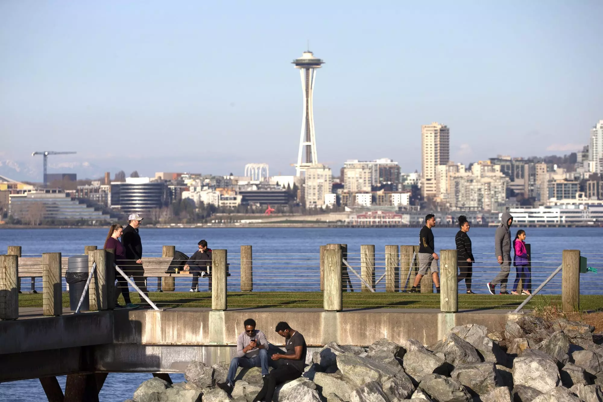 Mutane suna motsa jiki na nisantar da jama'a a wurin shakatawa a West Seattle a ranar 20 ga Maris, 2020.