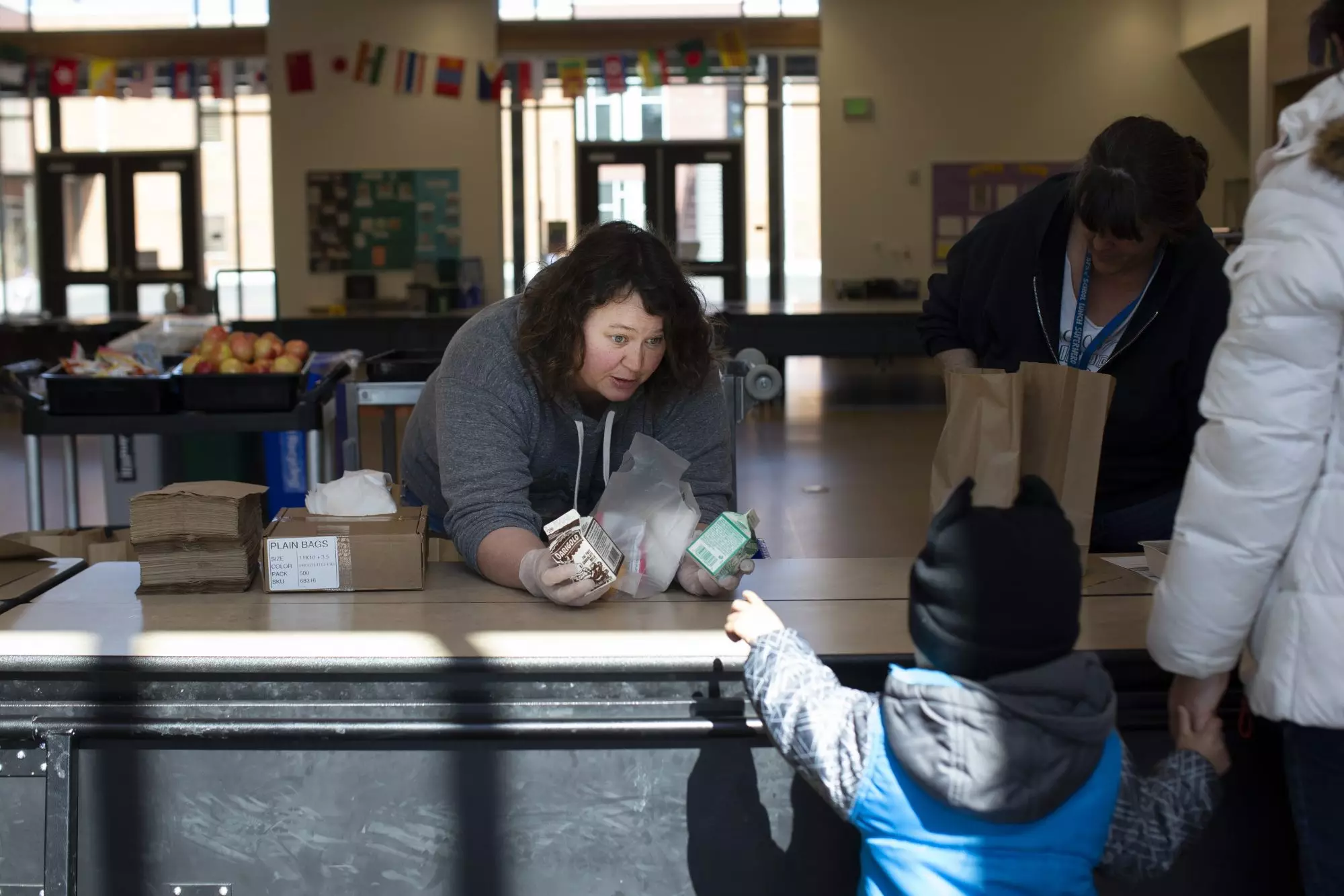 Almoços escolares sendo fornecidos aos alunos depois que as escolas de Seattle fecharam em março.