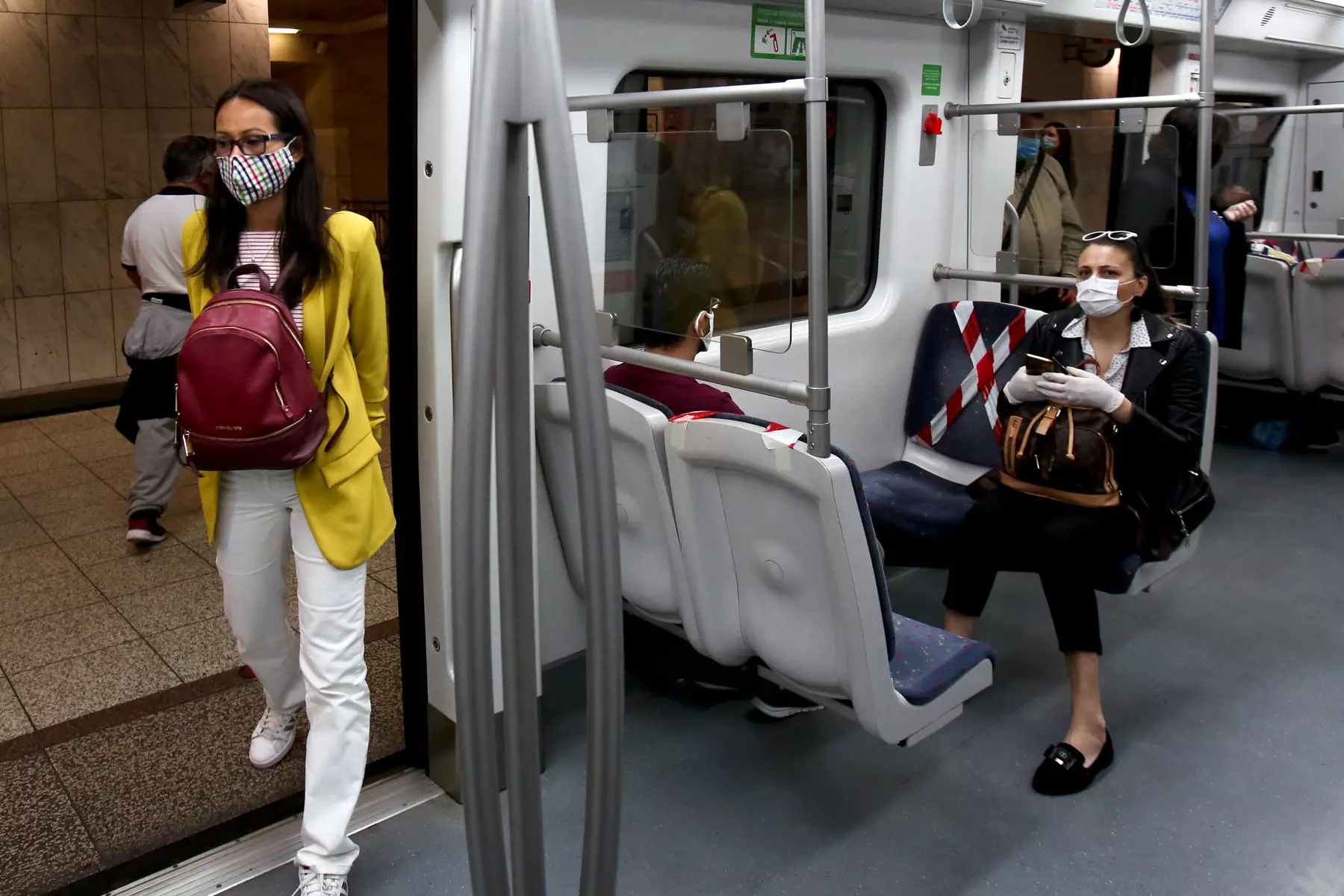 pendlere iført beskyttende ansigtsmasker på den græske metro