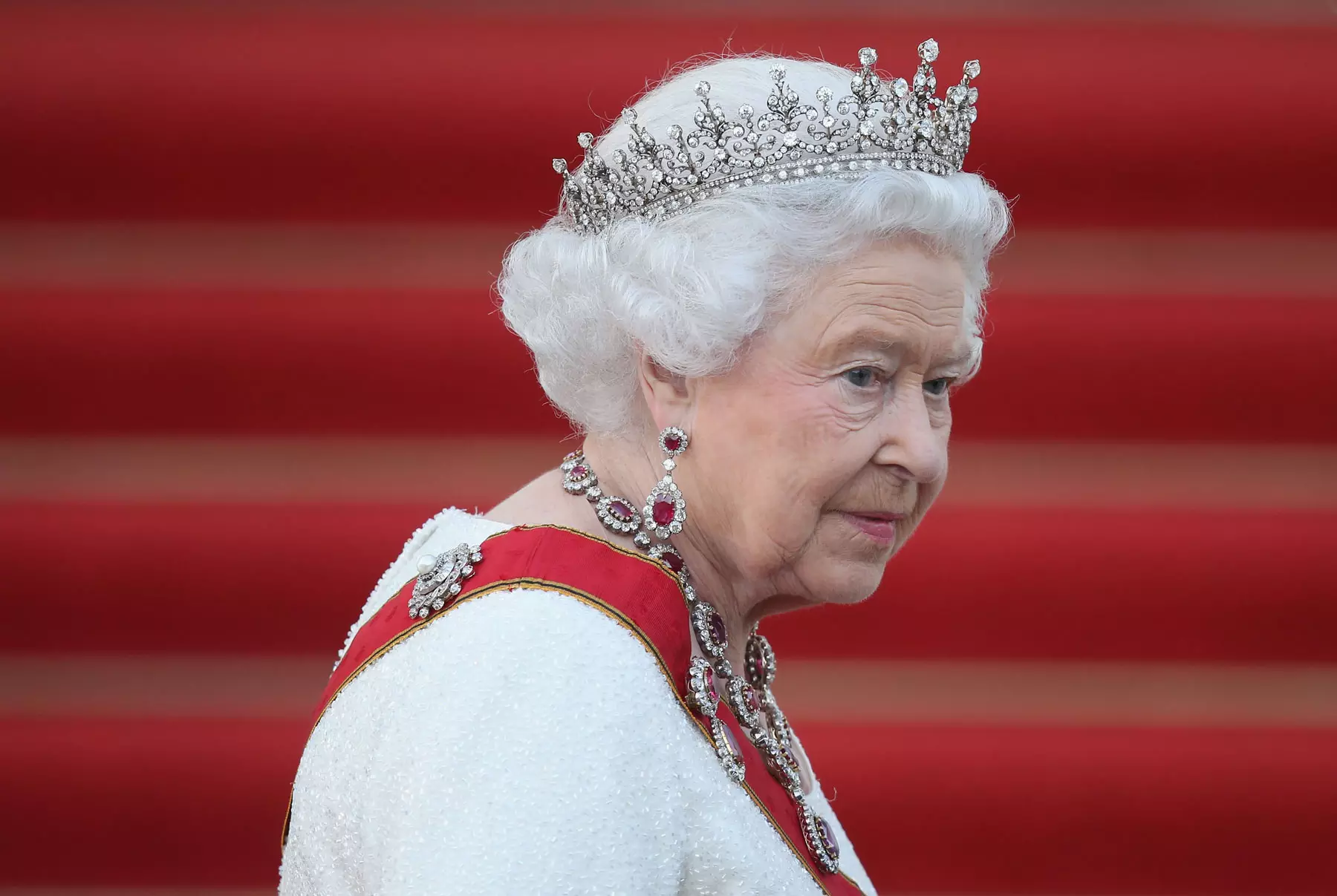 Koningin Elizabeth draagt tiara