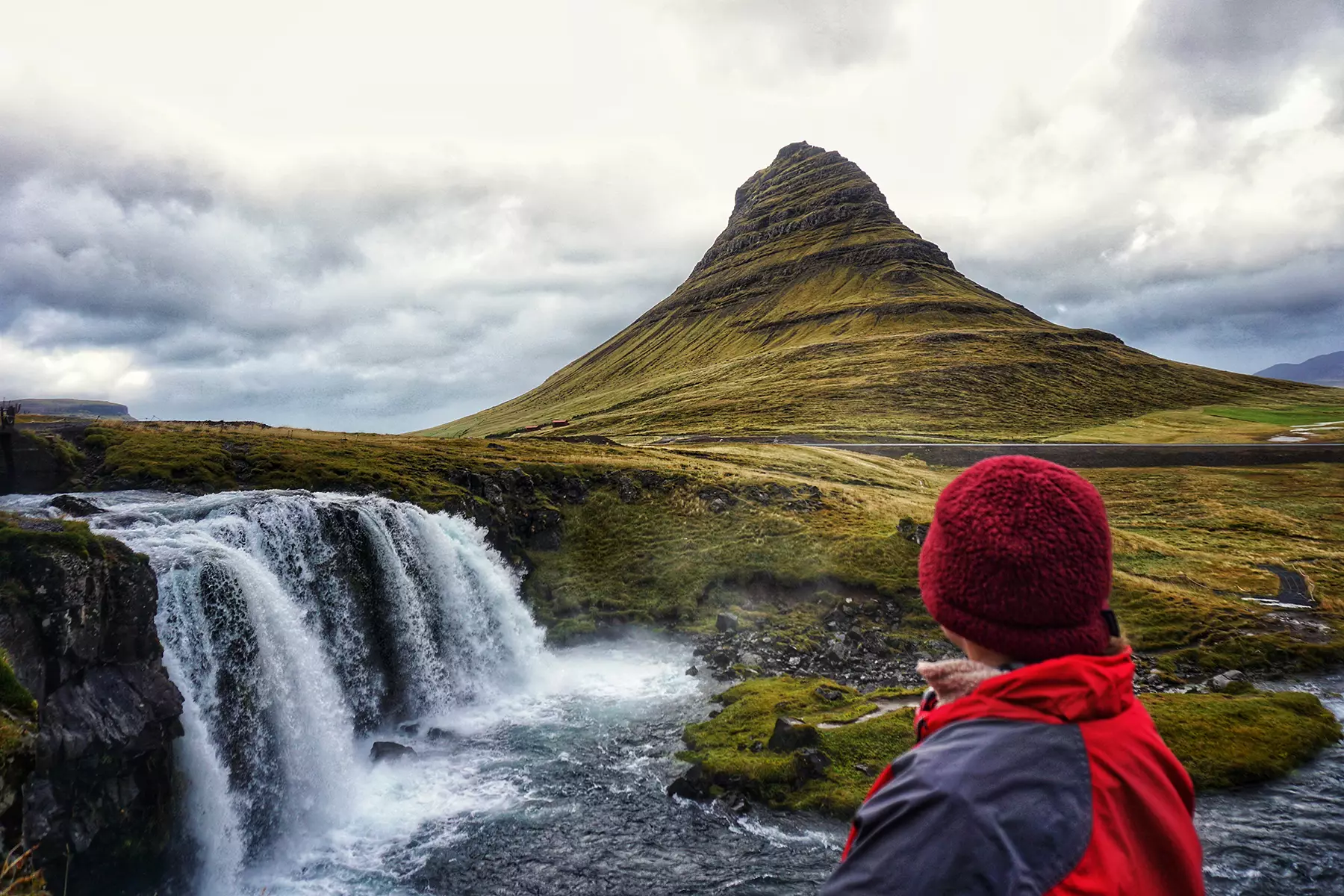 Katie Lockhart fronte á montaña Kirkjufell