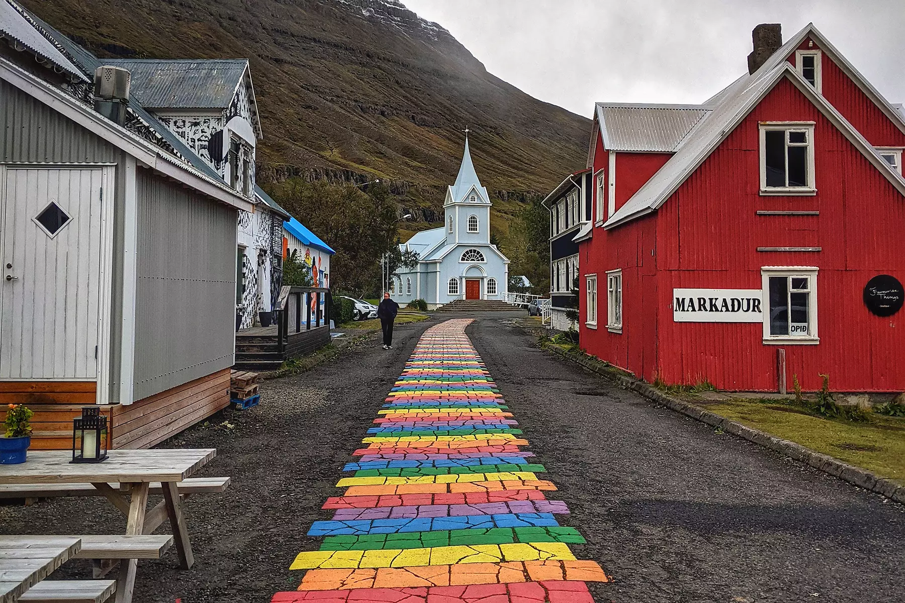 Jalan katumbiri di Seydisfjordur