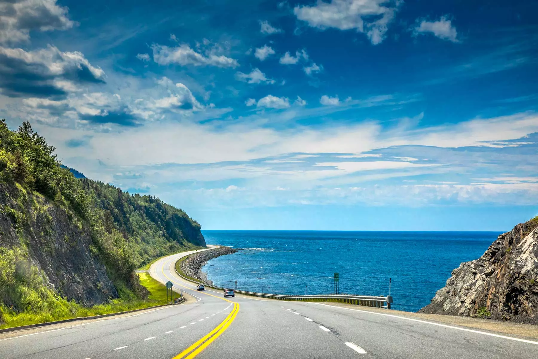 Wrth ymyl afon Saint Lawrence, edrychwch ar lwybr hardd Quebec 132, ger Cap-au Renard (La Martre) yn Haute-Gaspésie, a leolir yn rhan ddwyreiniol talaith Canada.