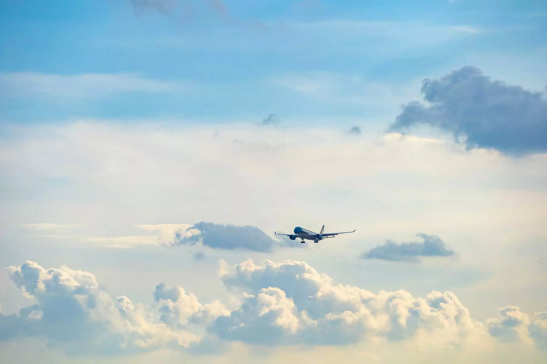 Avión contra o ceo nubrado