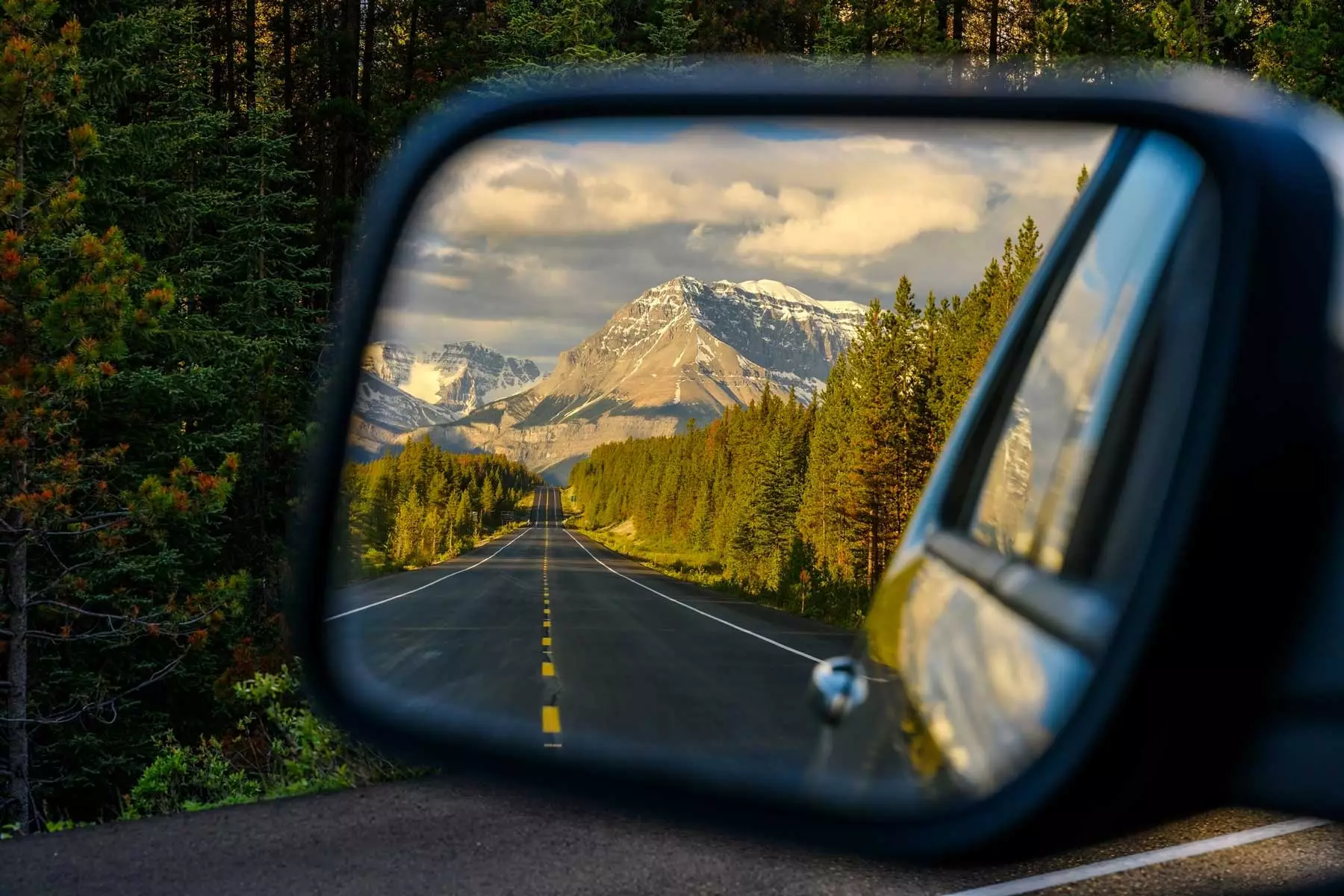 Fuert duerch eng Biergstrooss a kuckt déi schéi Kuliss am Réckspigel an der Icefields Parkway bei Jasper National Park a Kanada