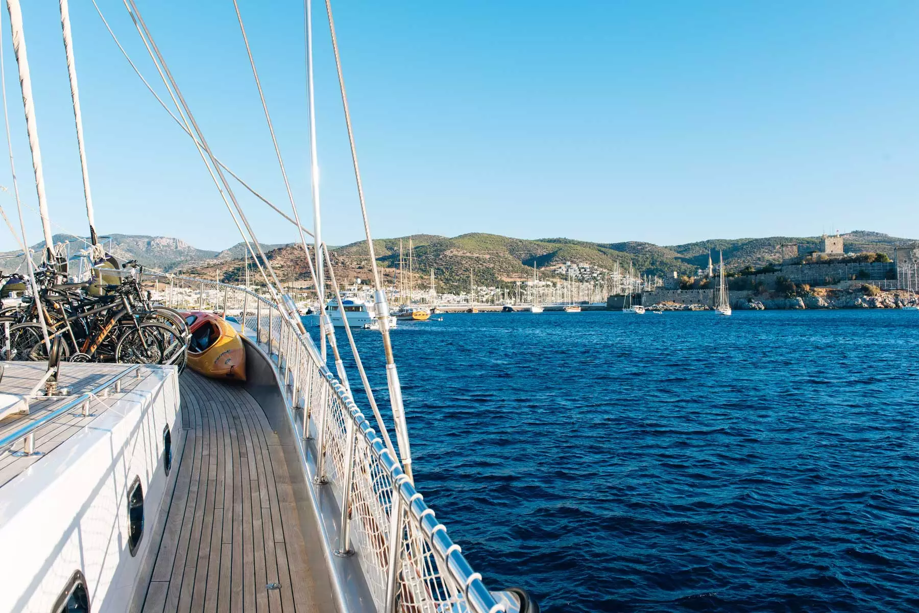 Un iate que navega por Bodrum, Turquía