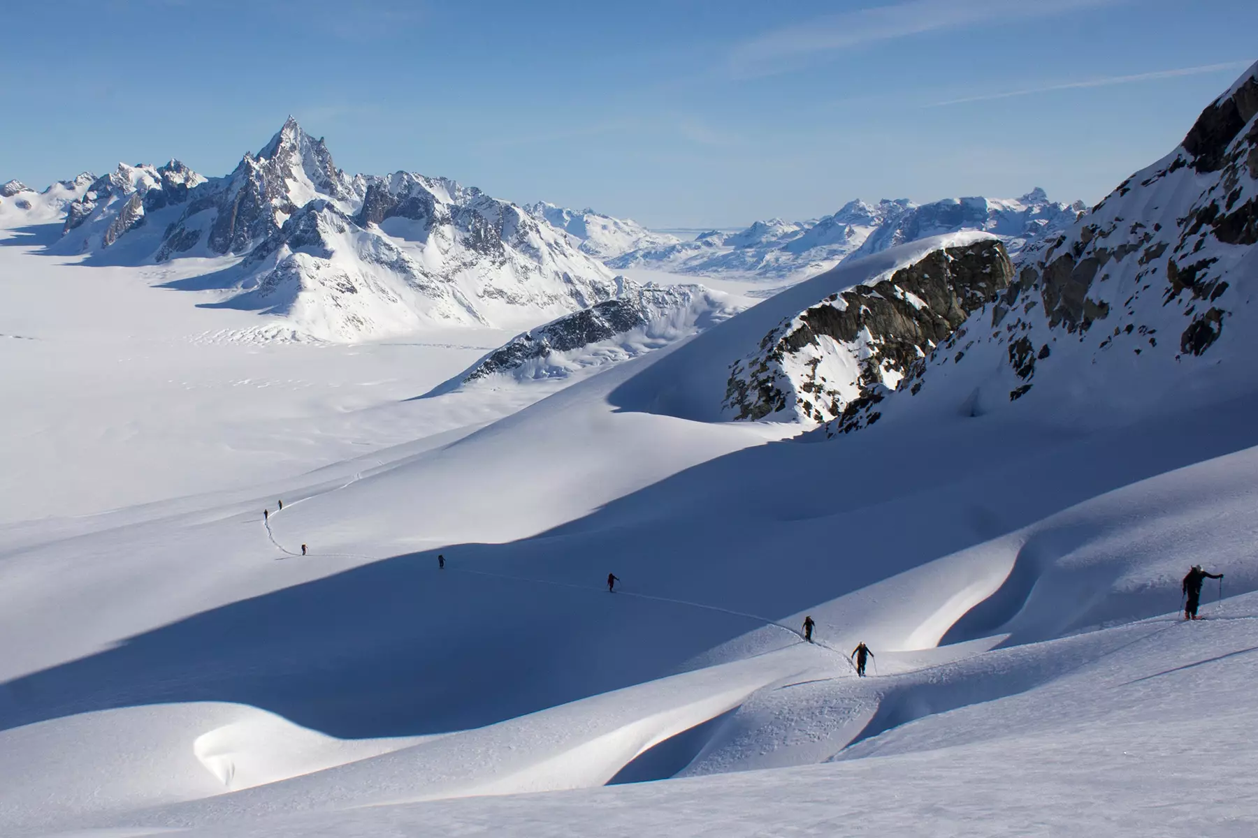 Ombre thiab lumiAre sur les alpes du Groenland. Duab ntxoov ntxoo thiab lub teeb ntawm Greenland alps.