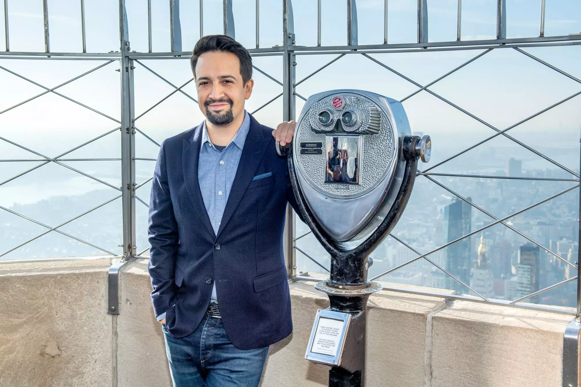 Lin-Manuel Miranda visita l'Empire State Building nel novembre del 2019.