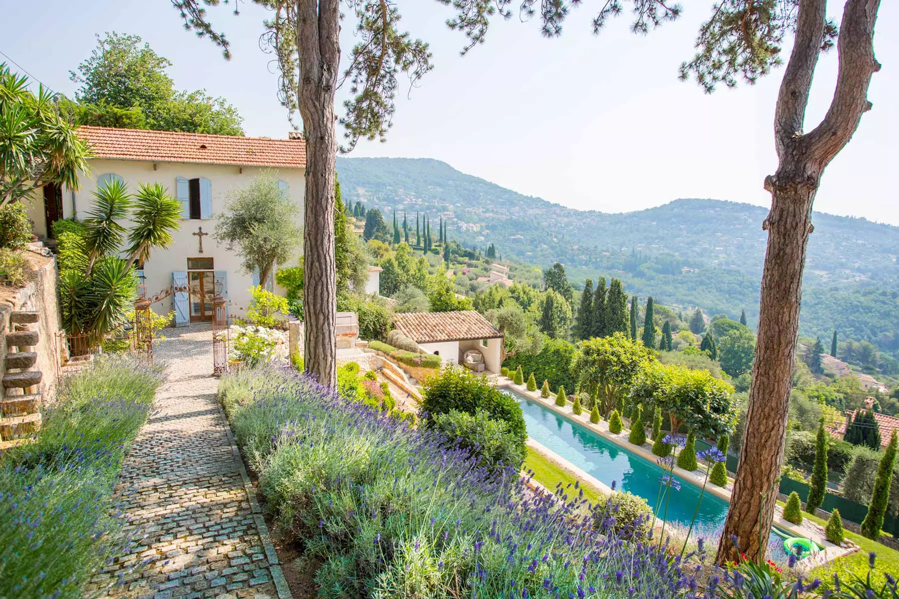 Blick auf den Pool der Villa Marchand in Frankreich