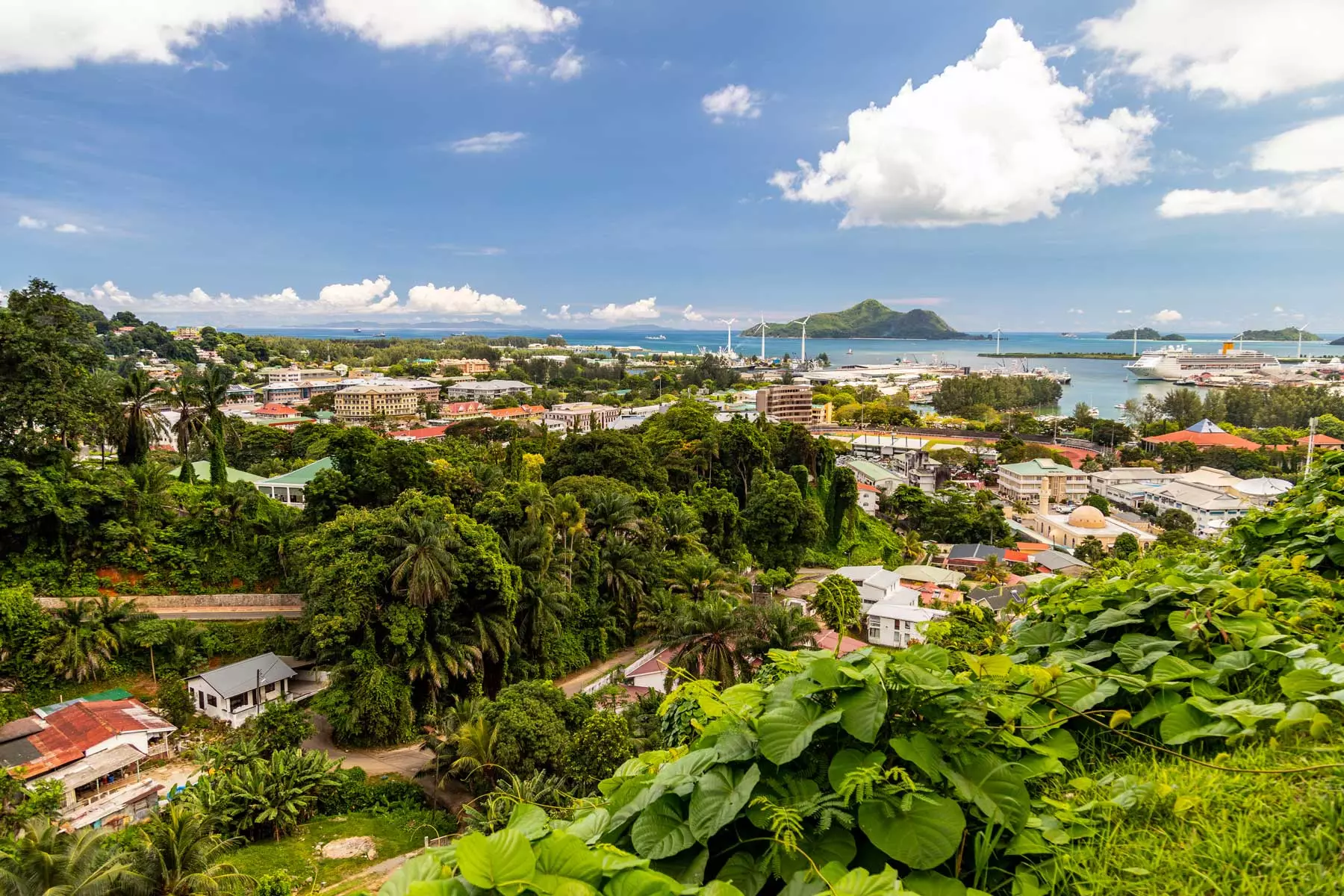 Echiche panoramic na isi obodo Victoria na agwaetiti Seychelles Mahé